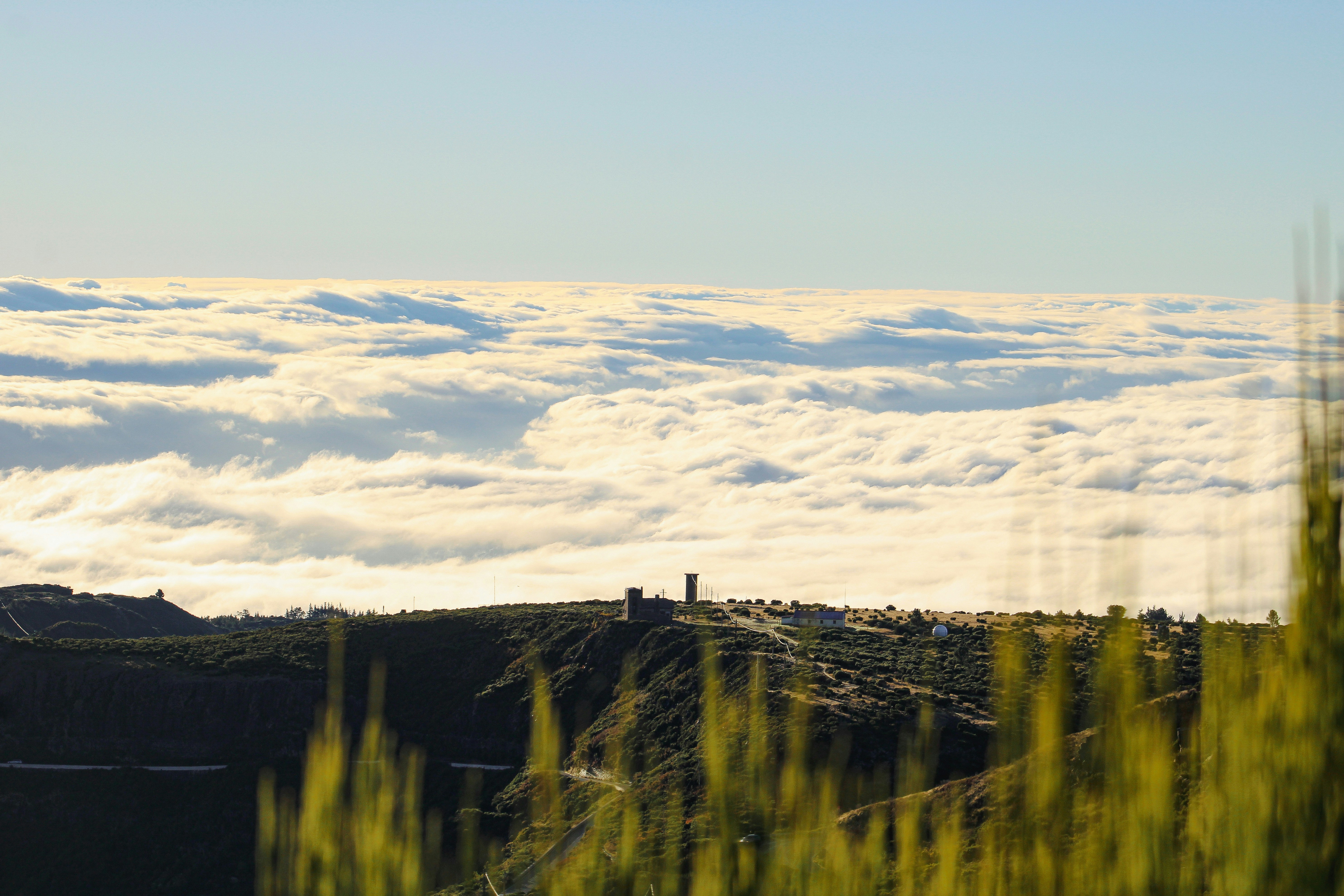 Cloudline Ridge: A Quiet Rim of Distant Watch