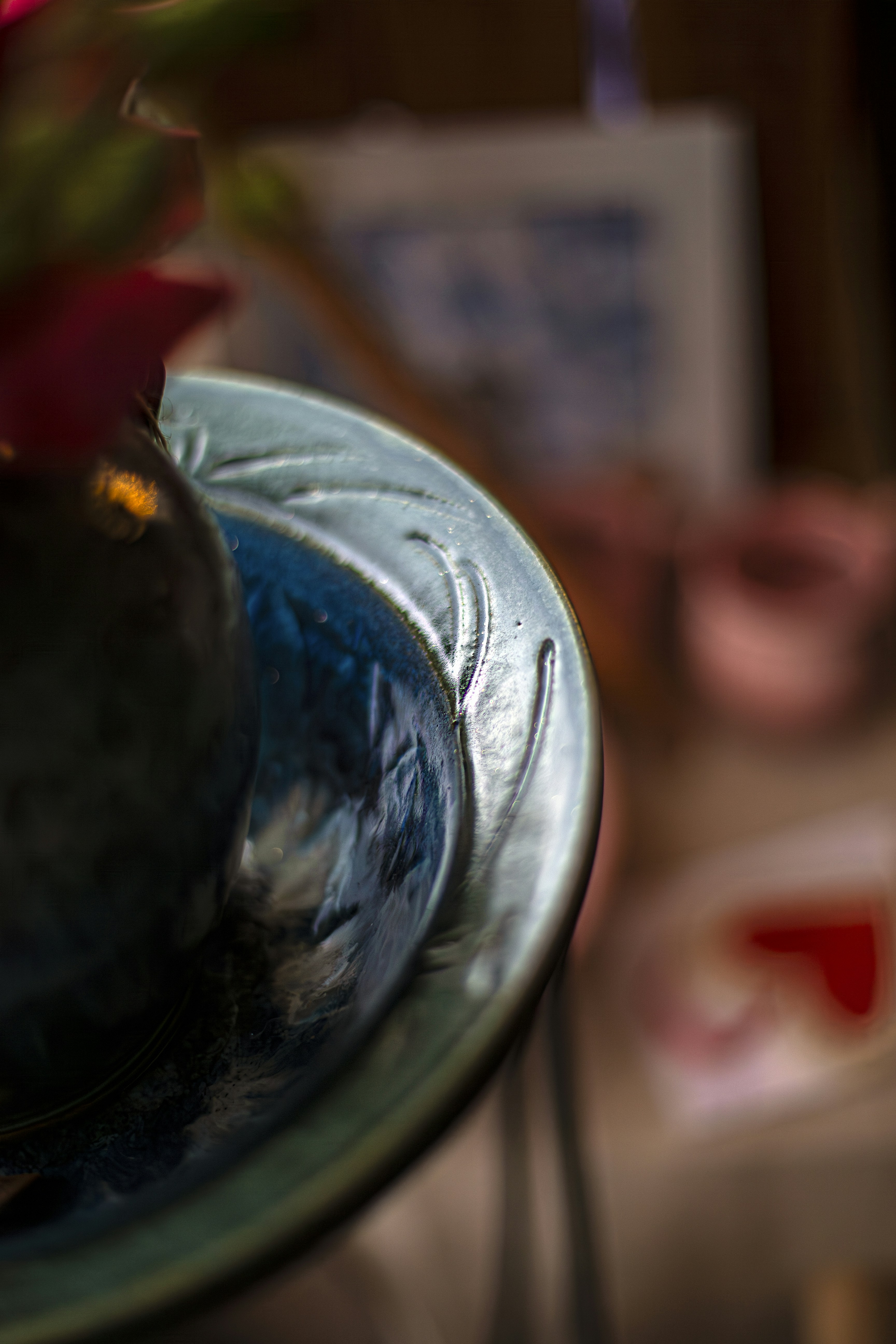 Ceramic Vessel Portrait: A Close-up of Glazed Curves and Soft Backlight
