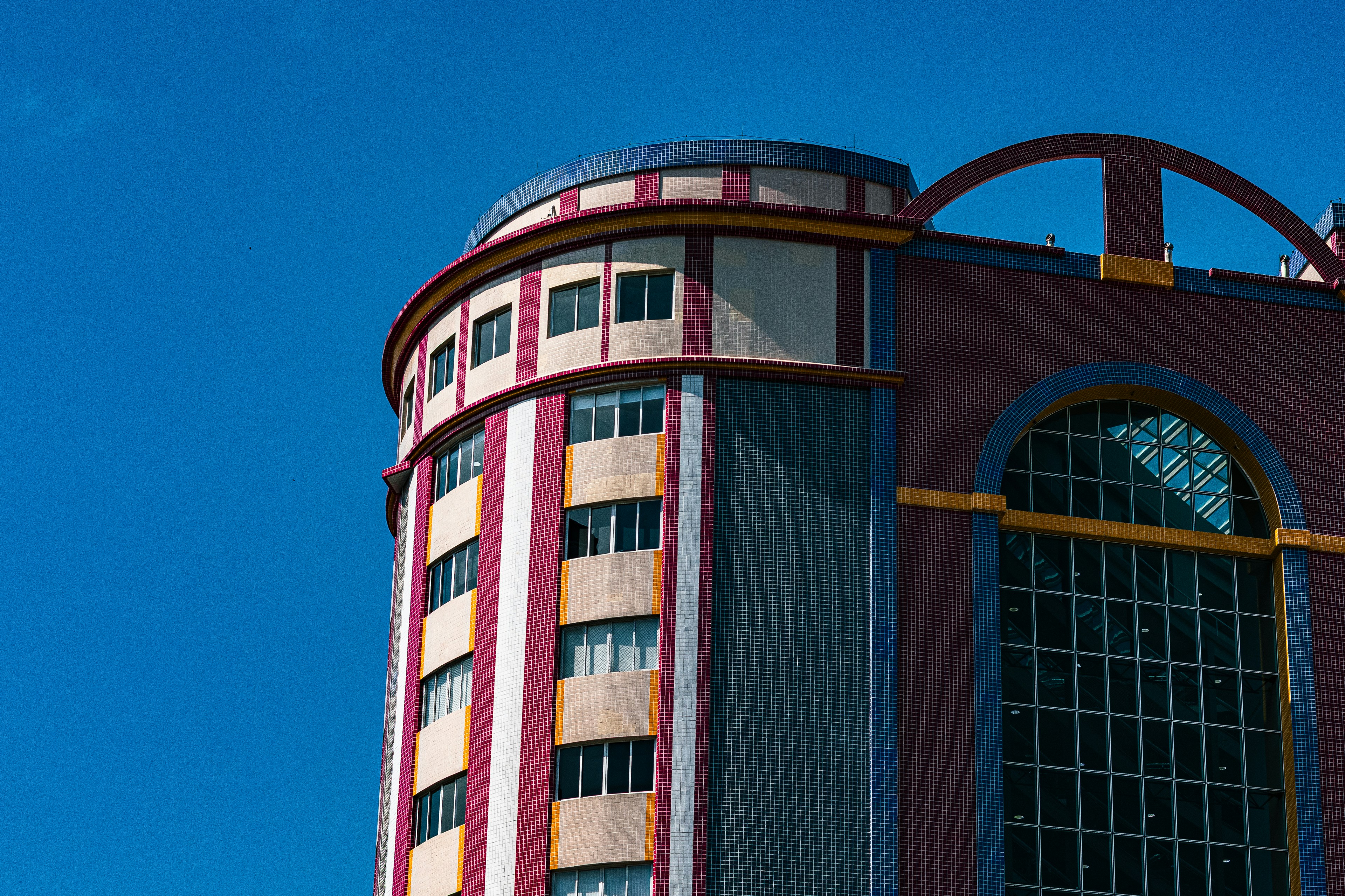 Curved Corner Facade: Colorful Parallel Lines on a Modern Building