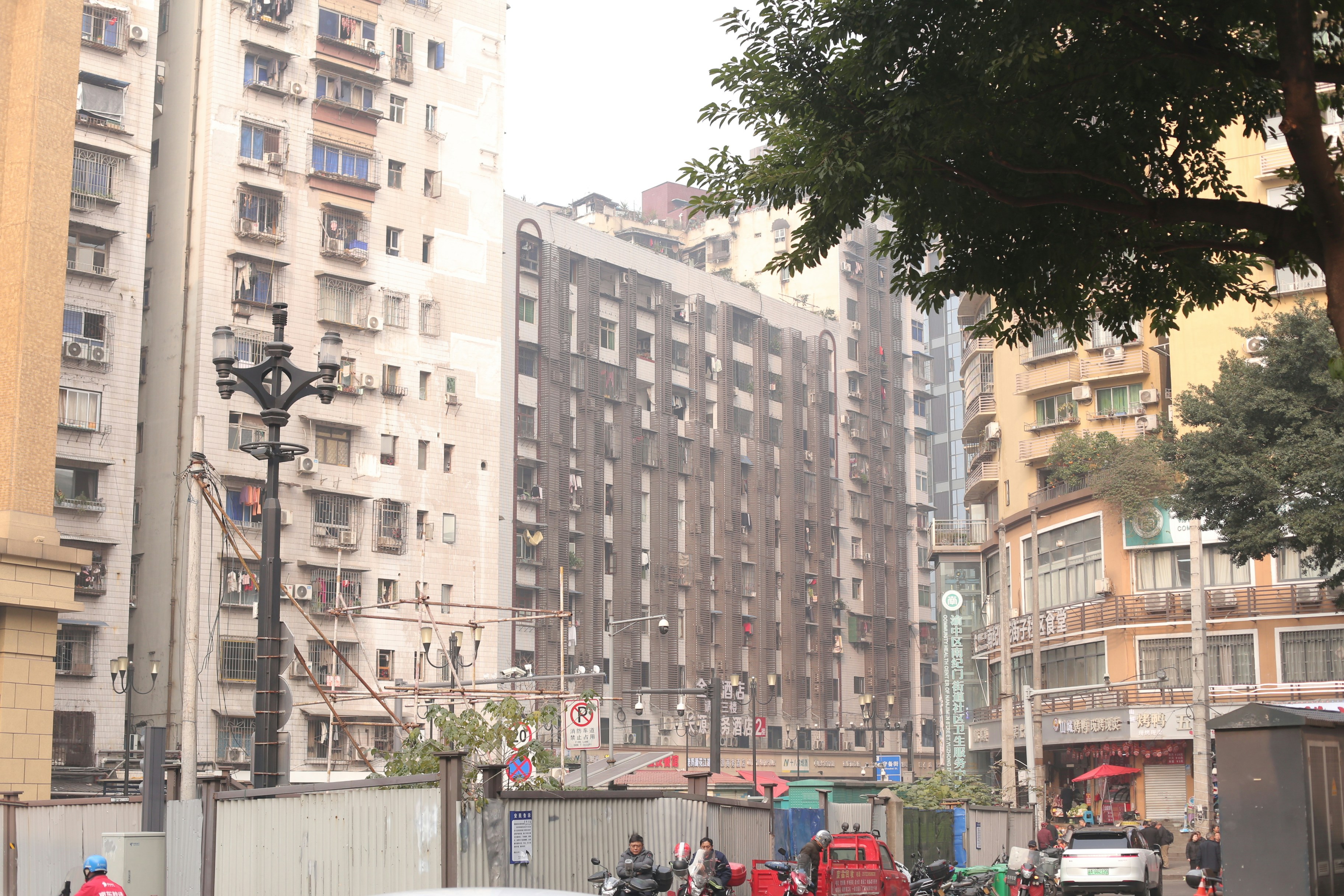 Urban Facade Ballet: Midday Rhythm Between Dwellings