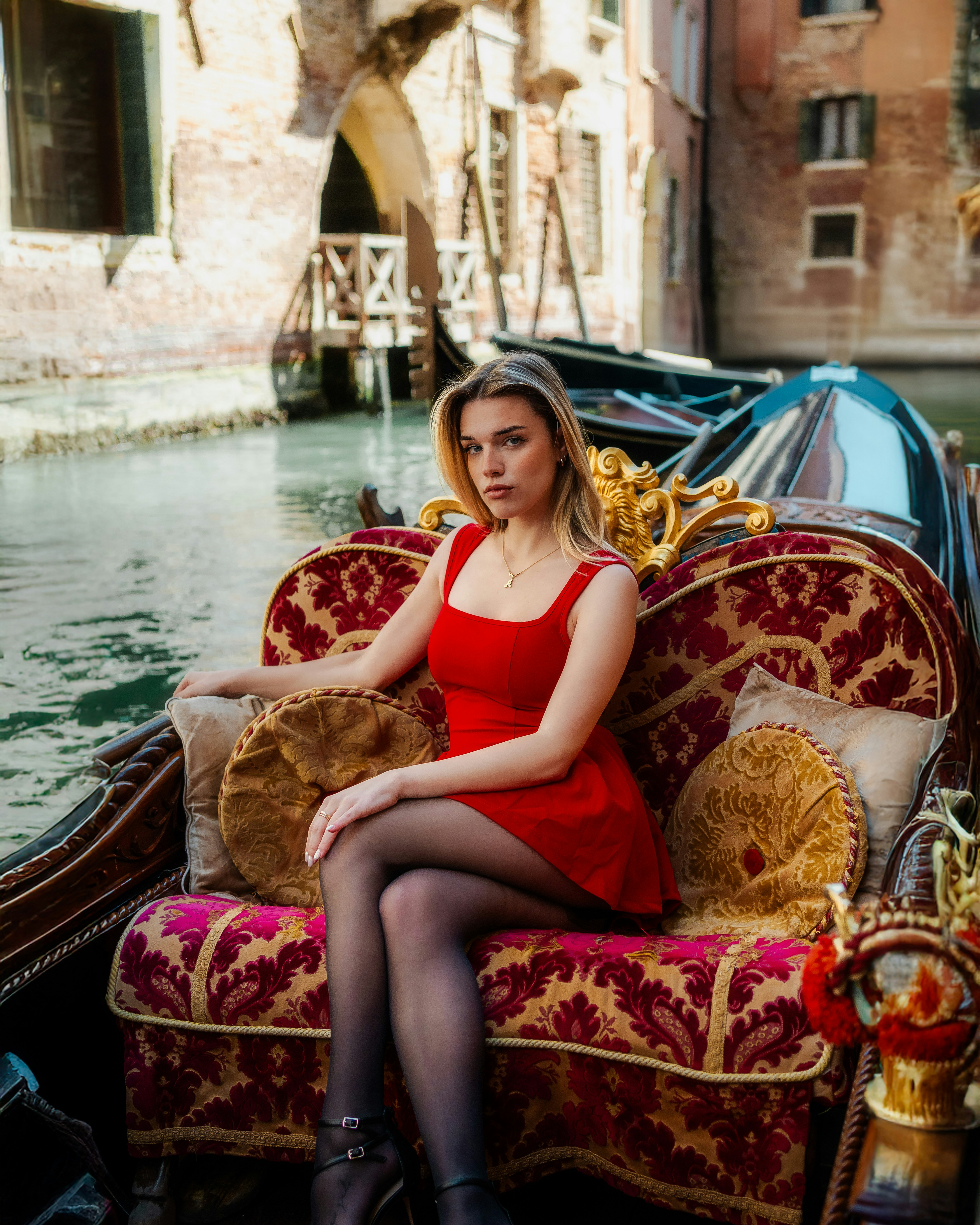 Red-dressed caractér flirt on a Venetian baroque chaise