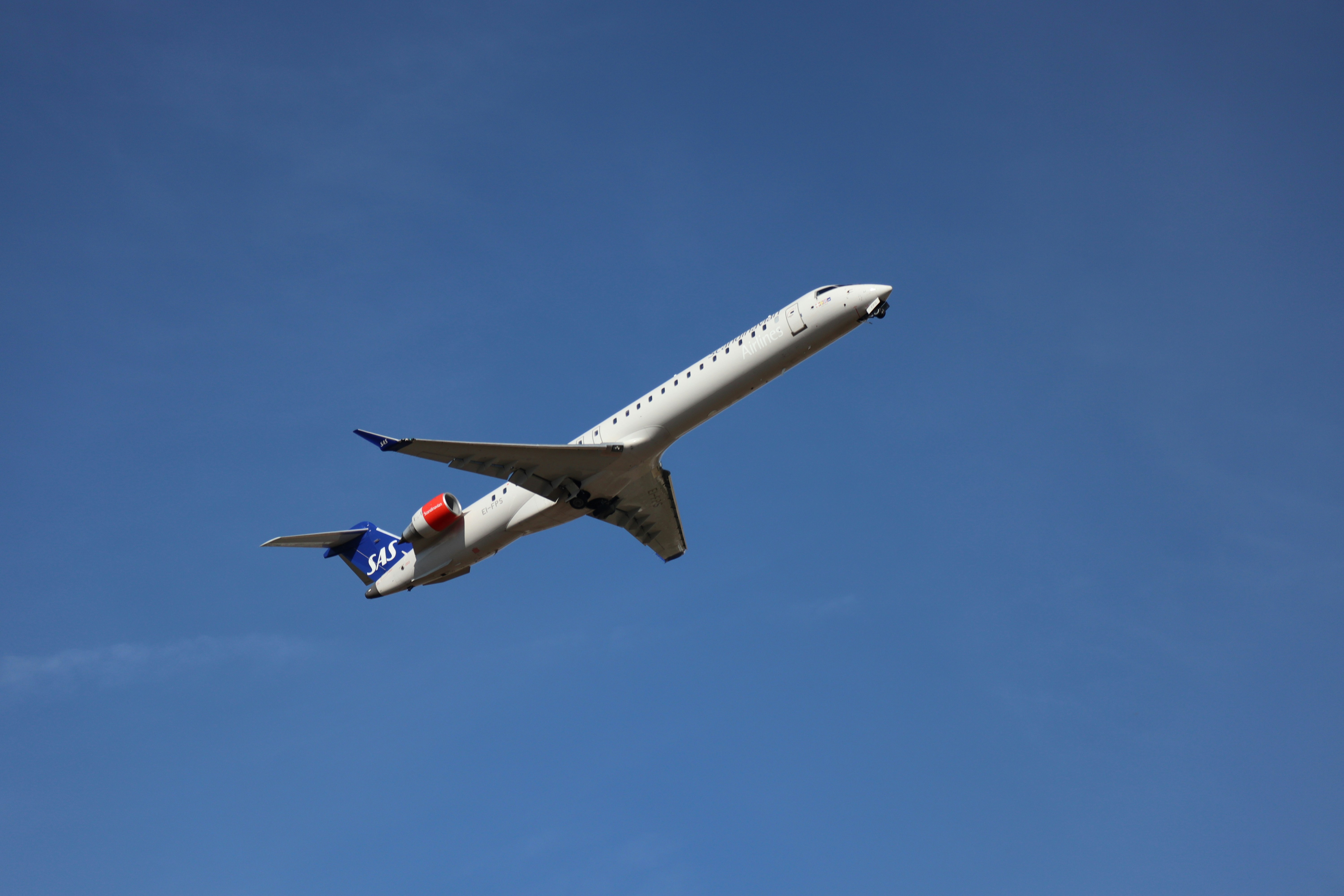 Soaring Jetline against a Clear Blue Wake