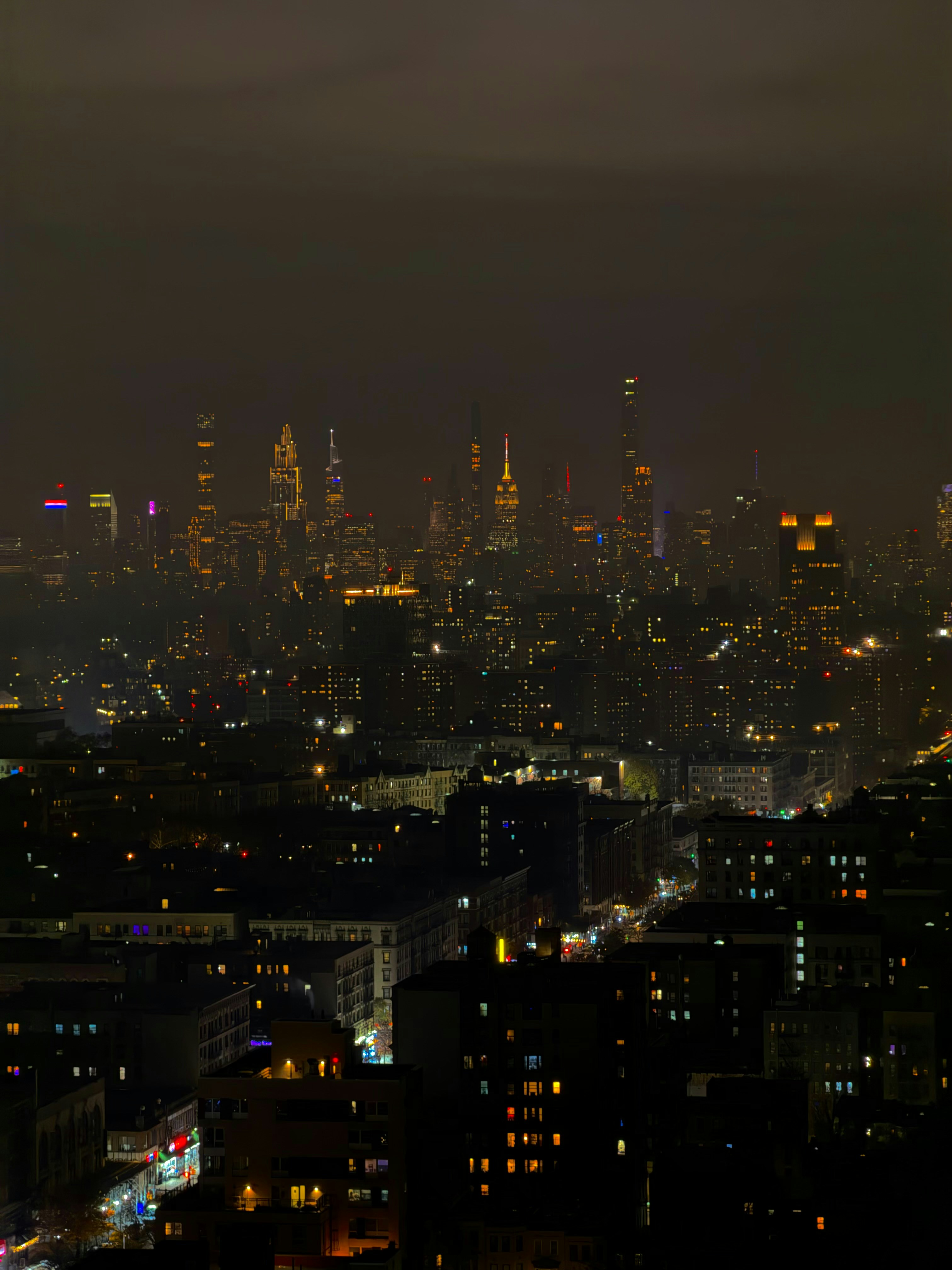 Die Skyline der Stadt wurde nachts von leuchtenden Lichtern erleuchtet ...