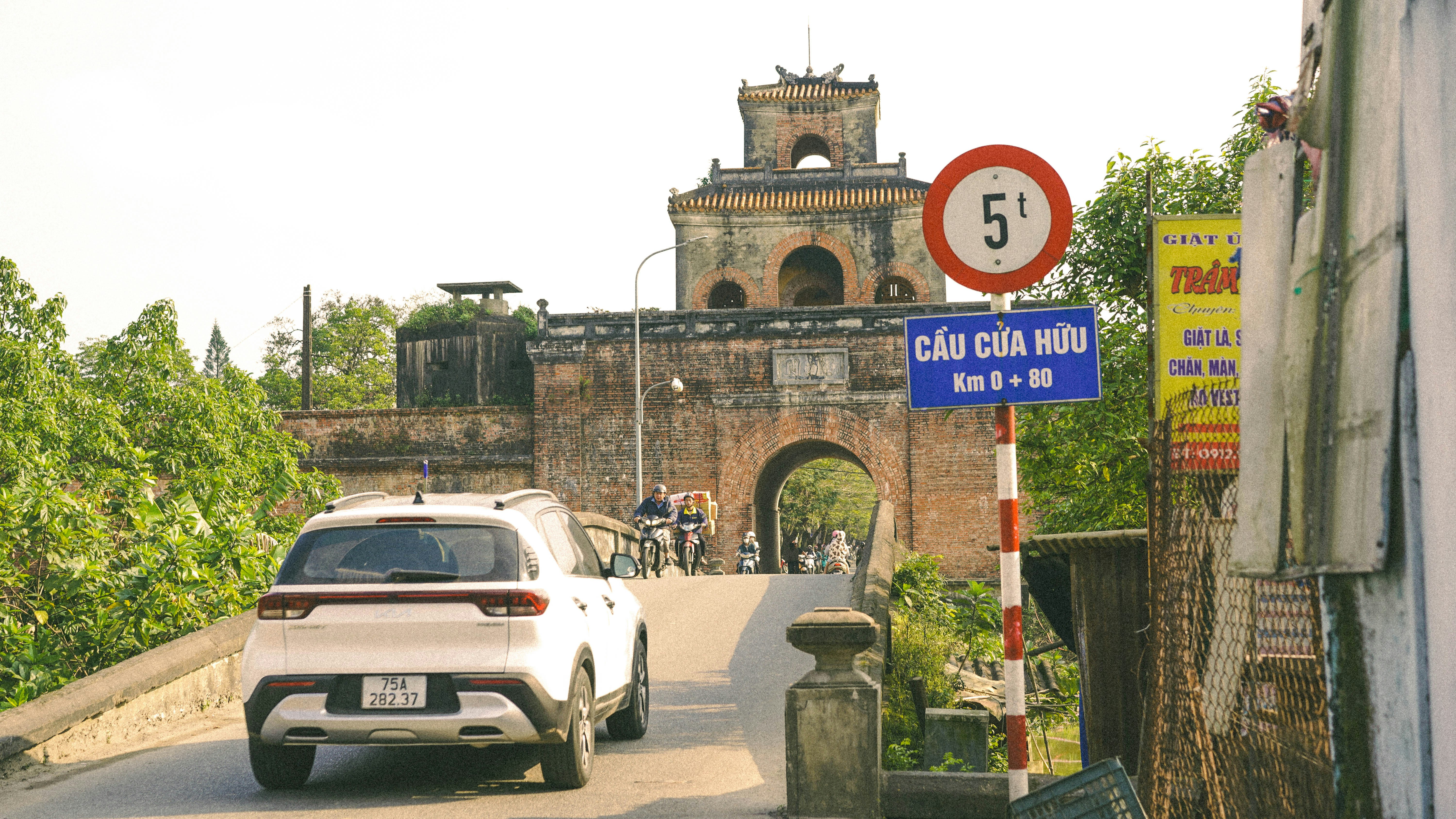 Gatekeeper Arc: Vehicles Climb Toward An Ancient Arch
