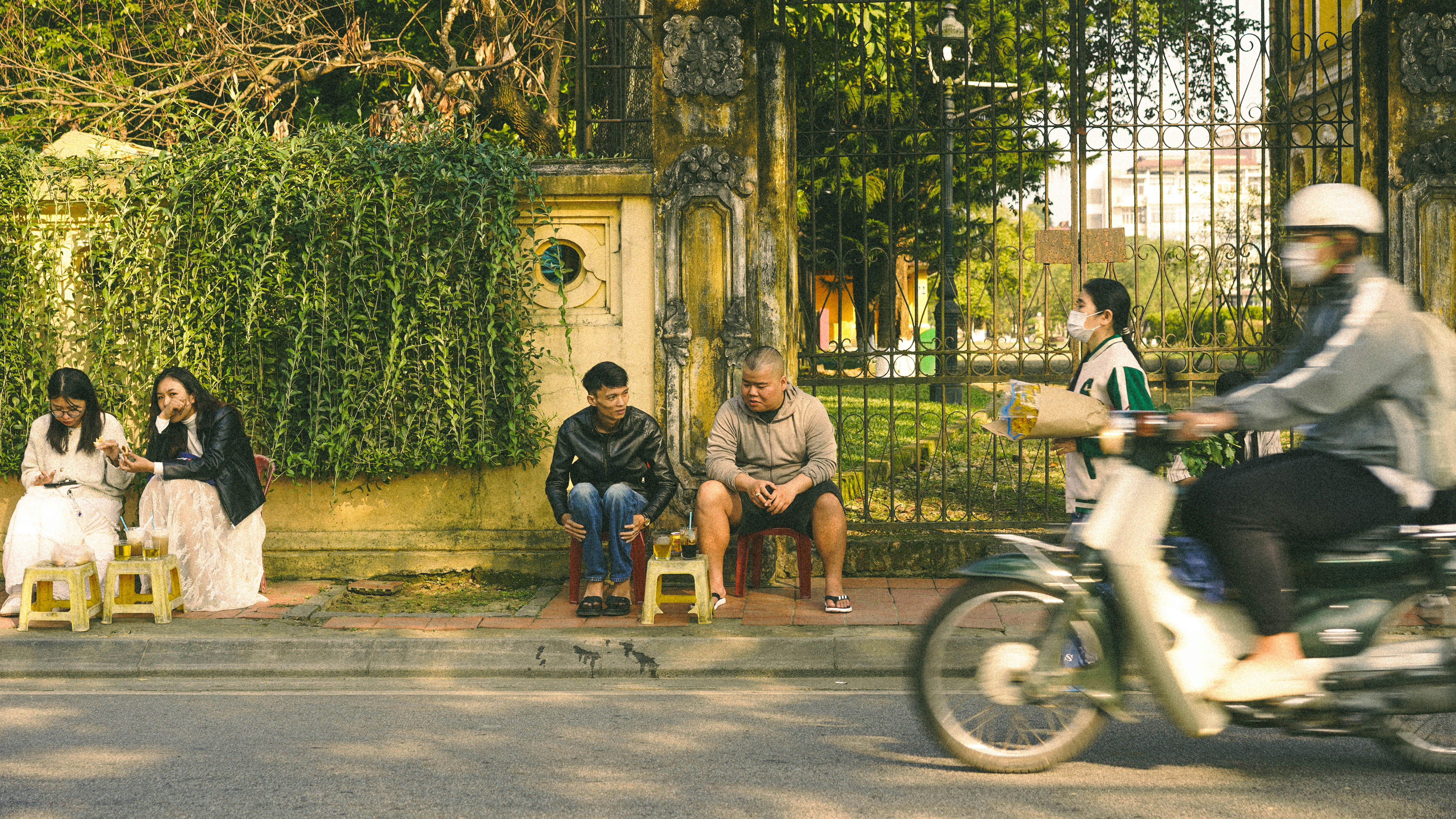 Quiet Waiting on the Boulevard: A Day in the Park Corner