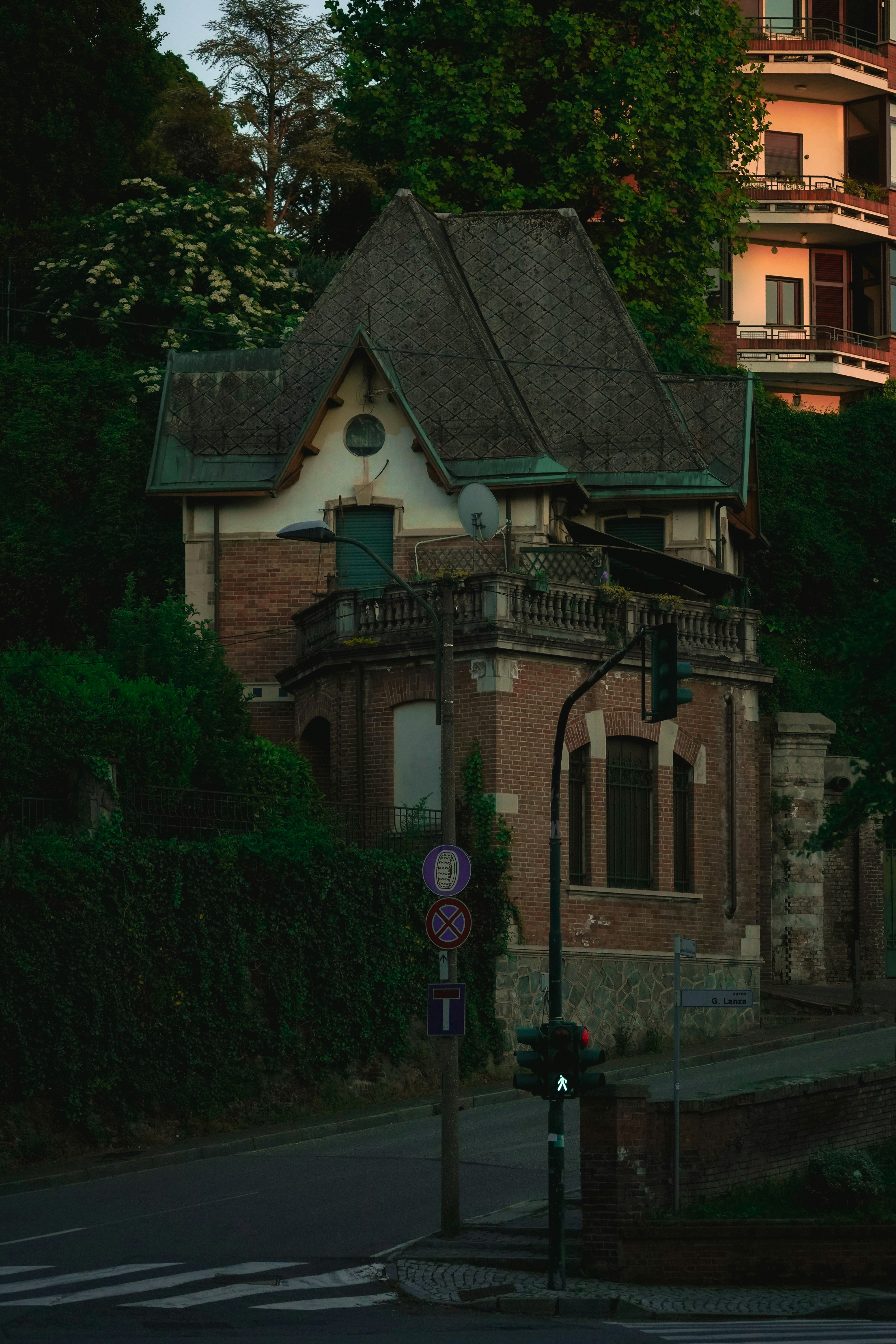 Mansion on the Hill: A Quiet Facade Beside the Streetlight