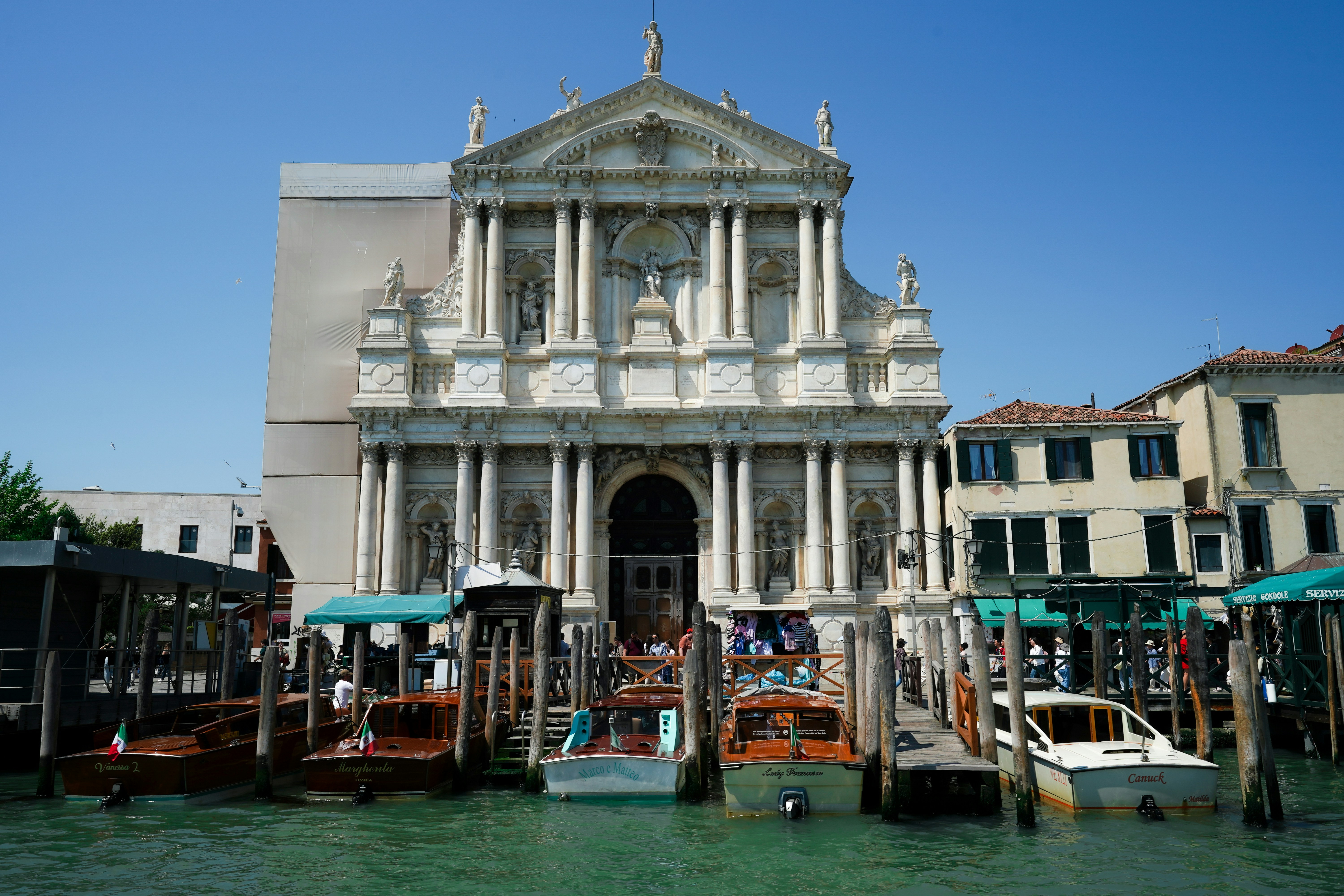 Venetian Palazzo by the Canal: Gateway to the Boats