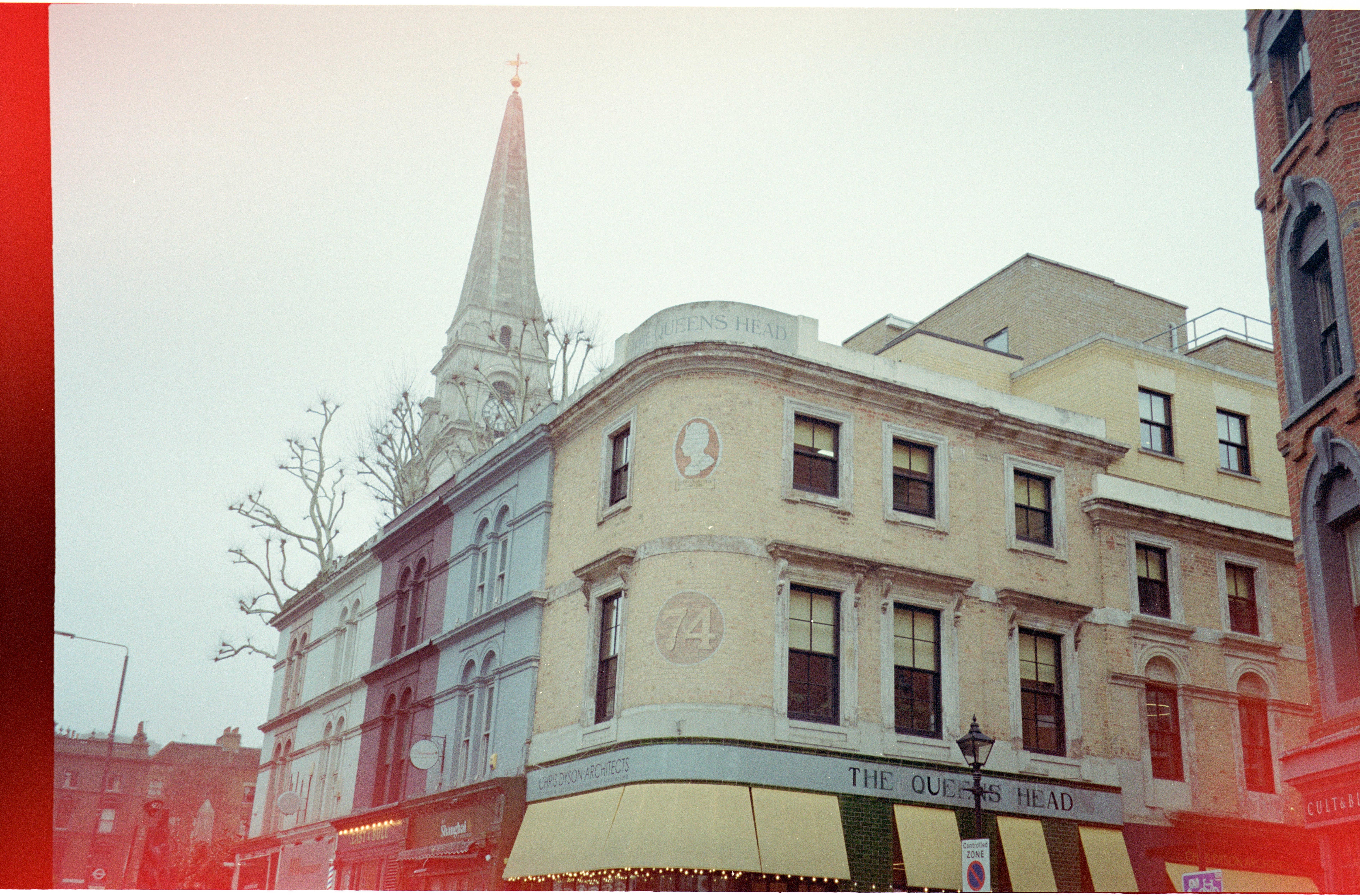 Historic Corner: Sunlit Fassade Meets Spire Over The Queens Head