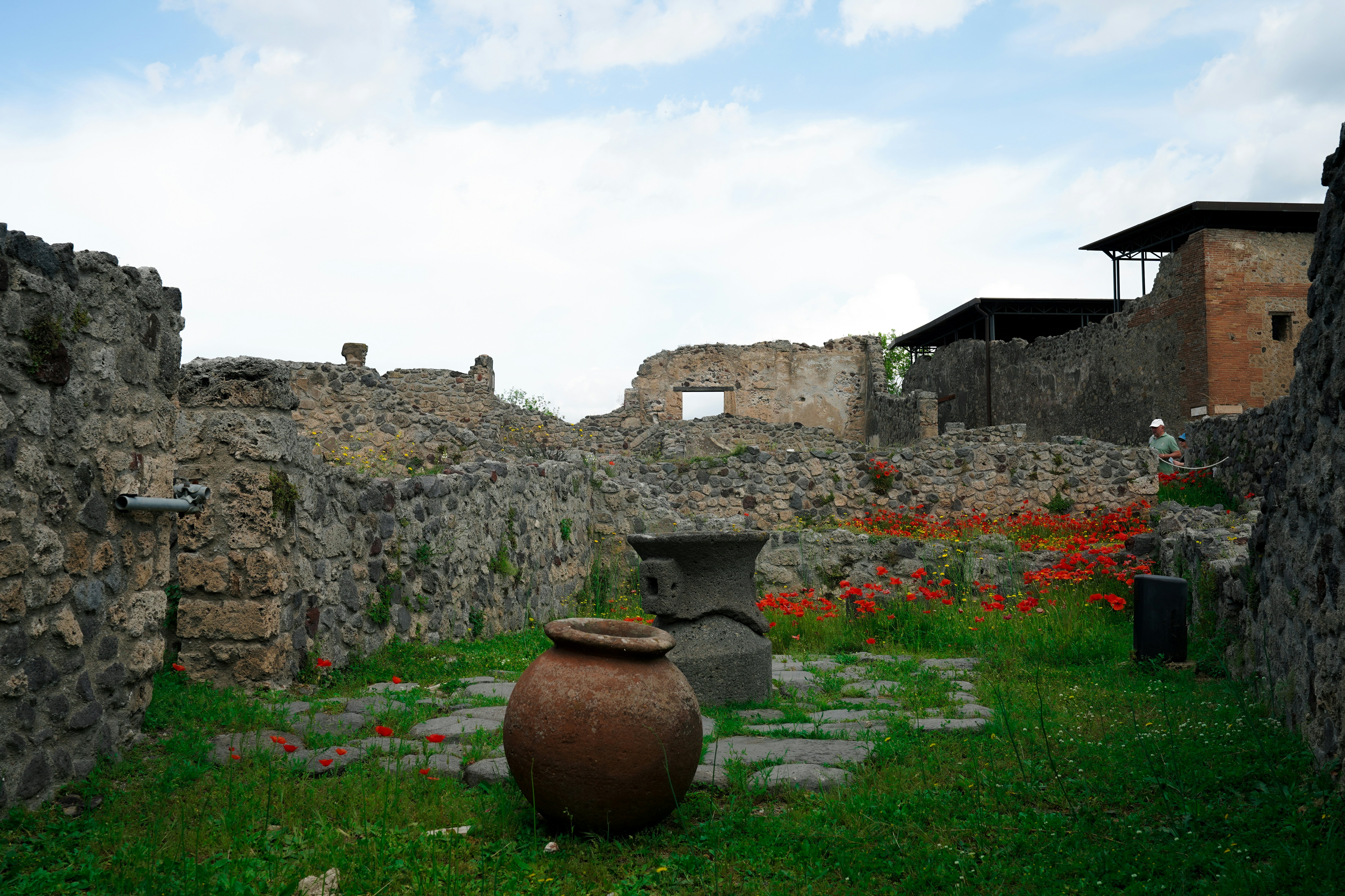 Ancient Courtyard of Echoing Vessels