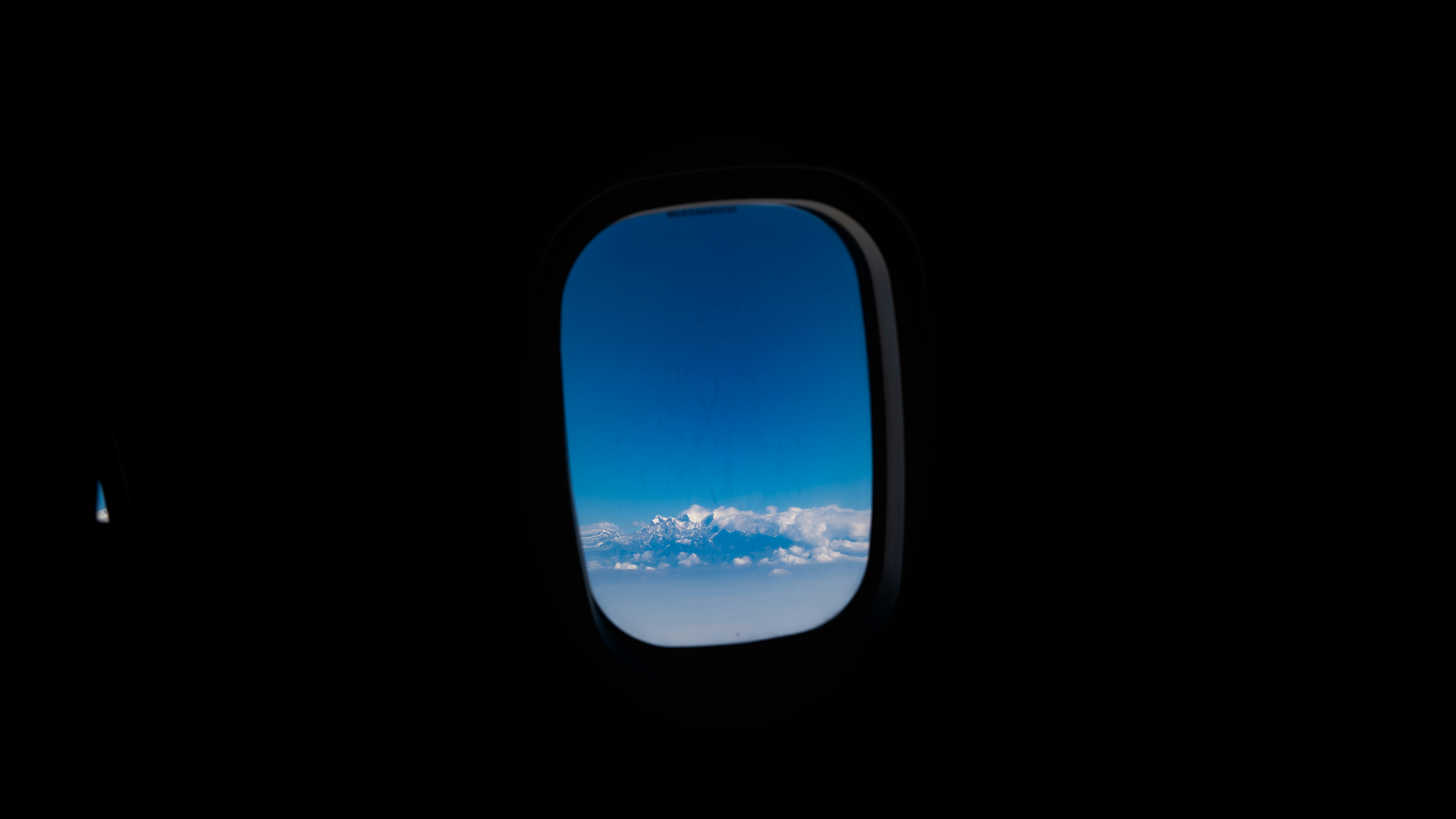 Azure Window: Sky, Sea, and Silence through a Passenger Window