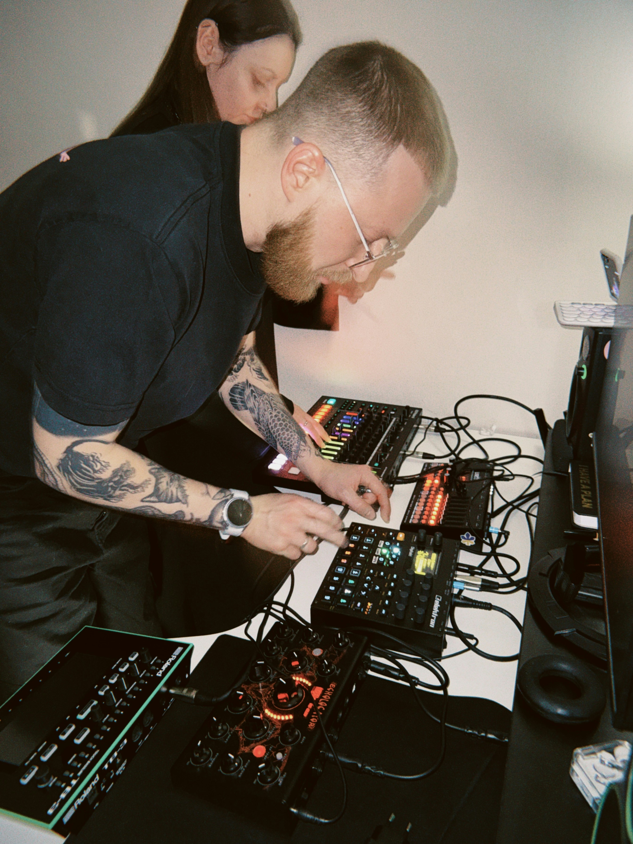 DJ Master at the Desk: Hands-on in the Studio