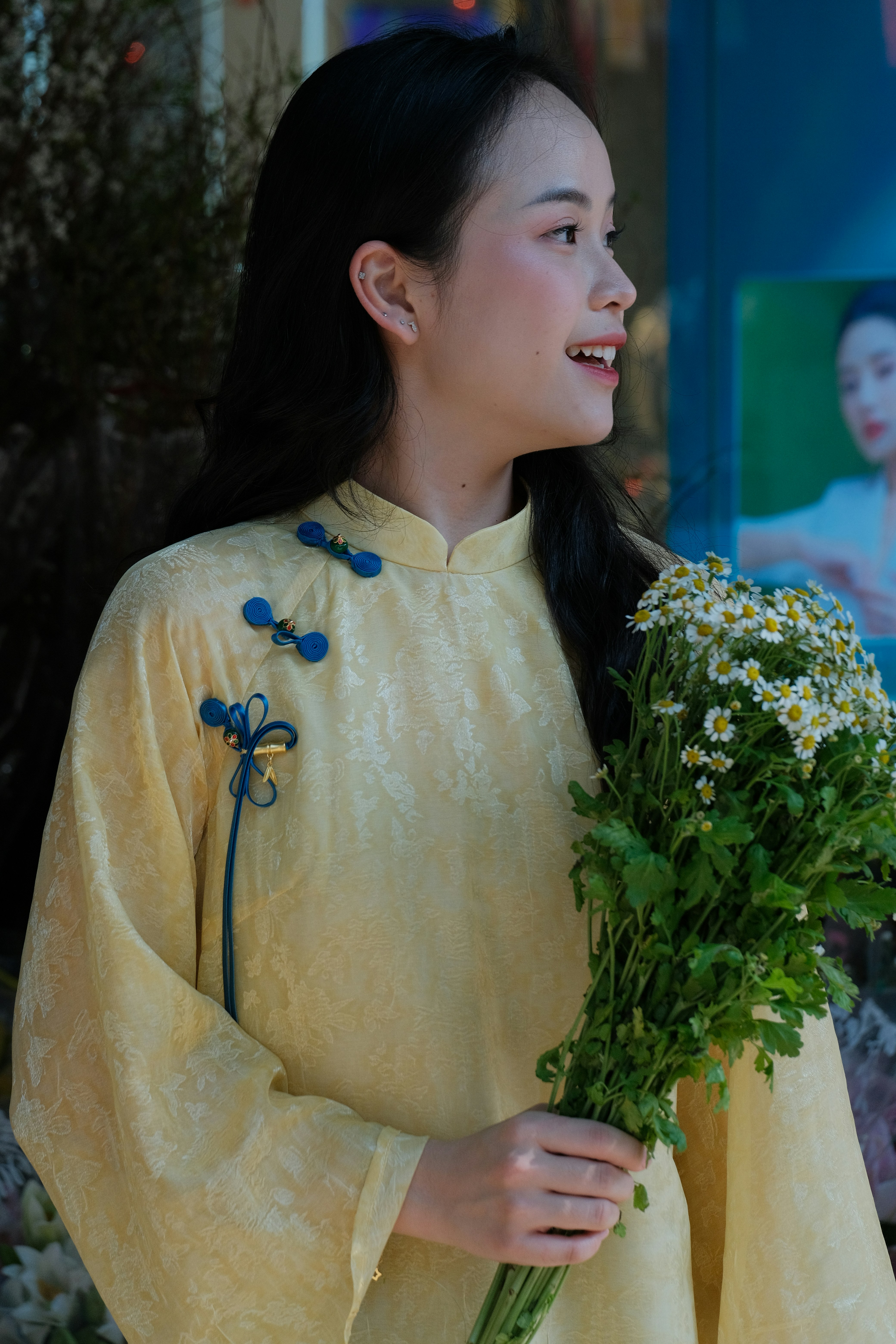 Yellow-qipao in bloom: a portrait of quiet joy beside a bouquet