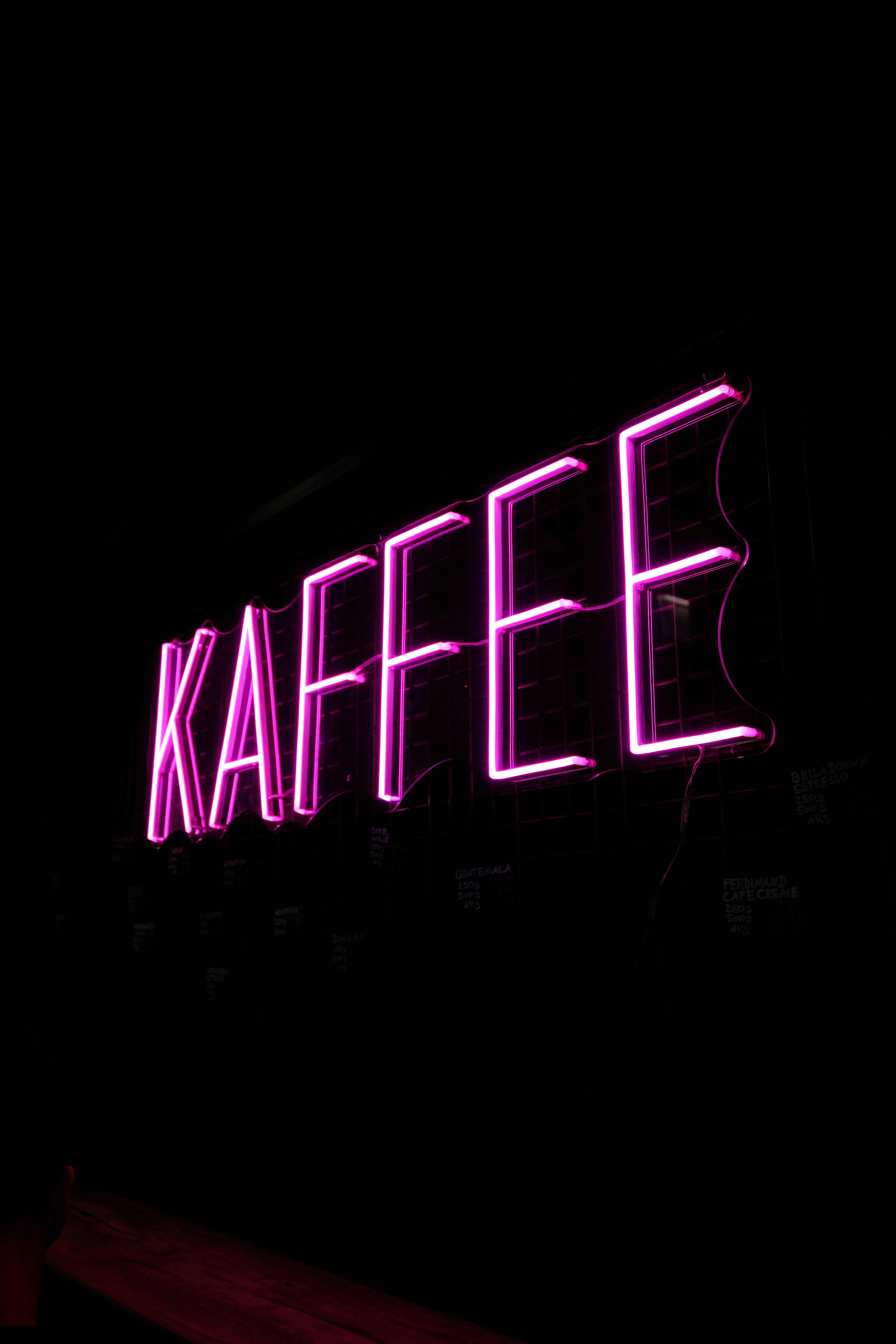 Neon Kaffe Sign in the Dark