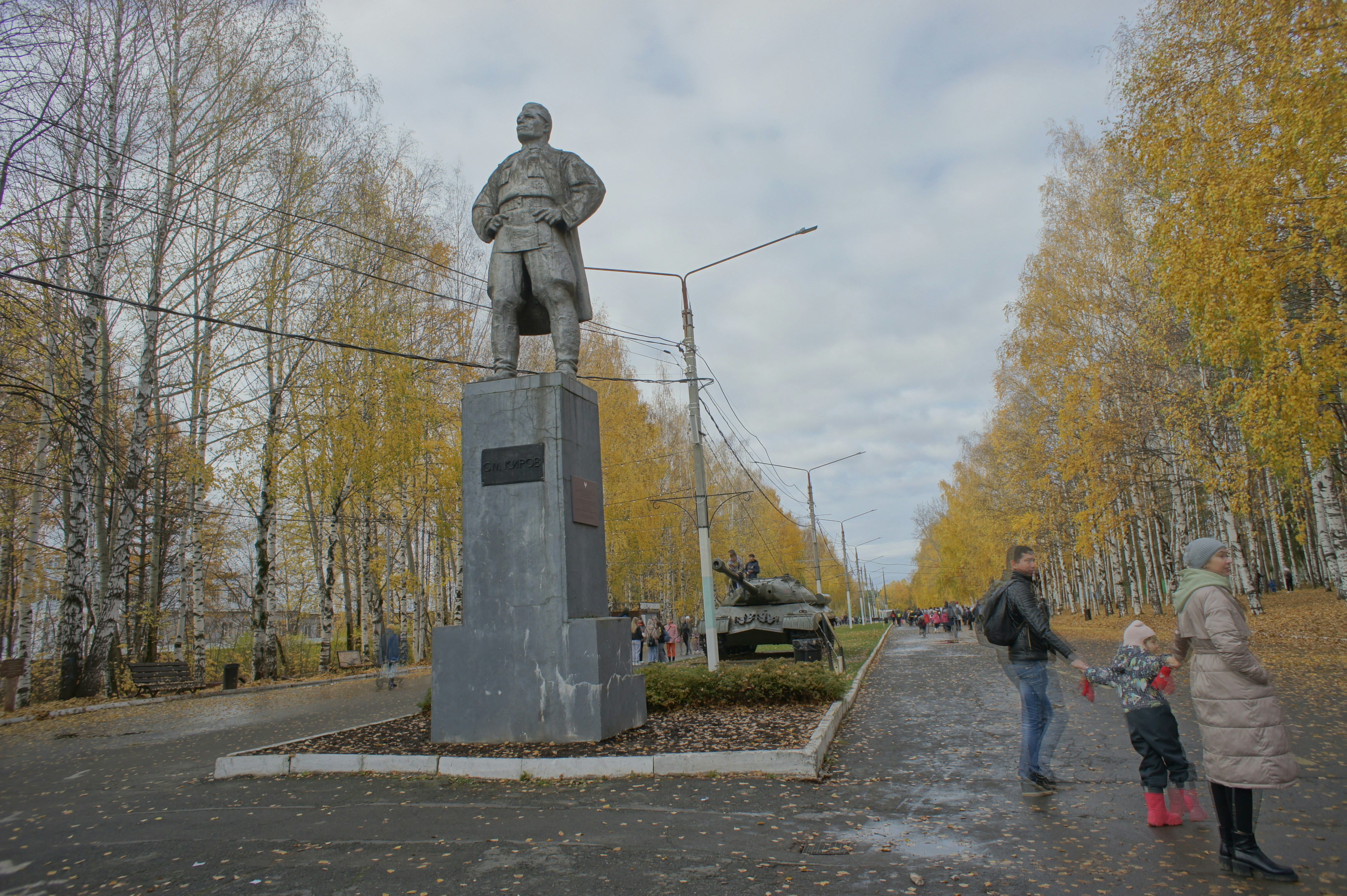 Statue and promenade under autumnal avenue