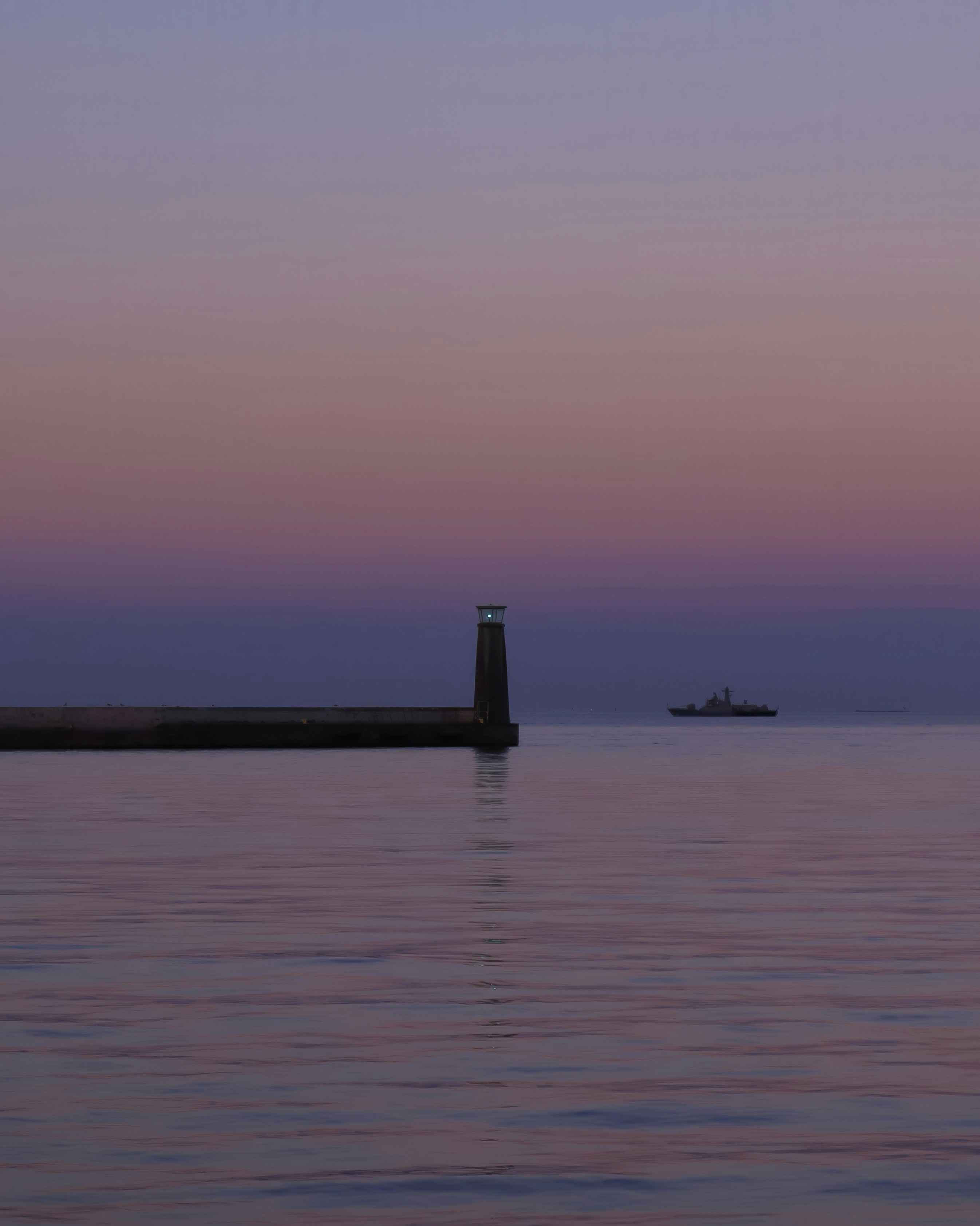 Quiet Pier at Dusk: A Gradient of Sea and Sky