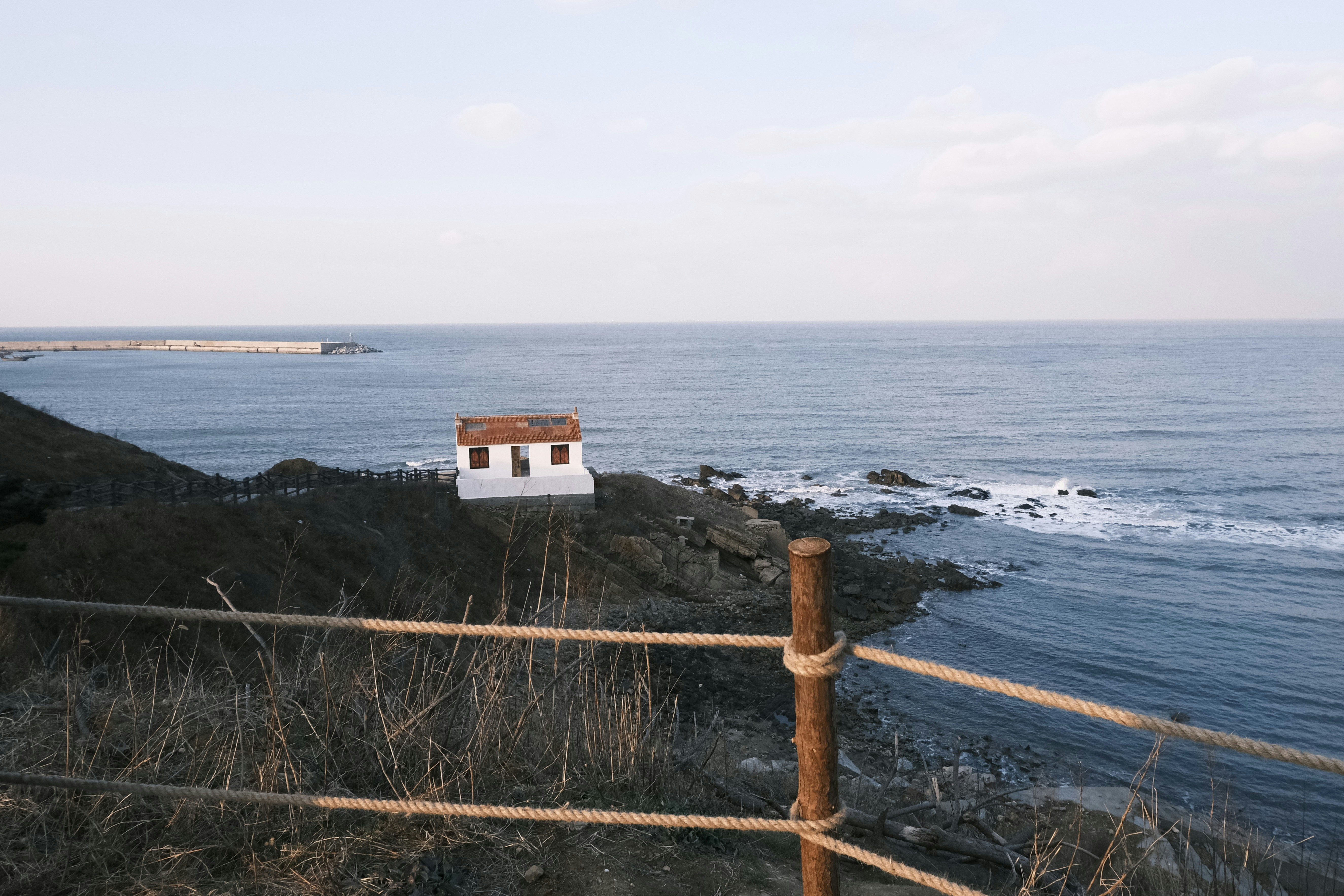 Coastal Outpost: A Small White House Amid Ocean Quiet