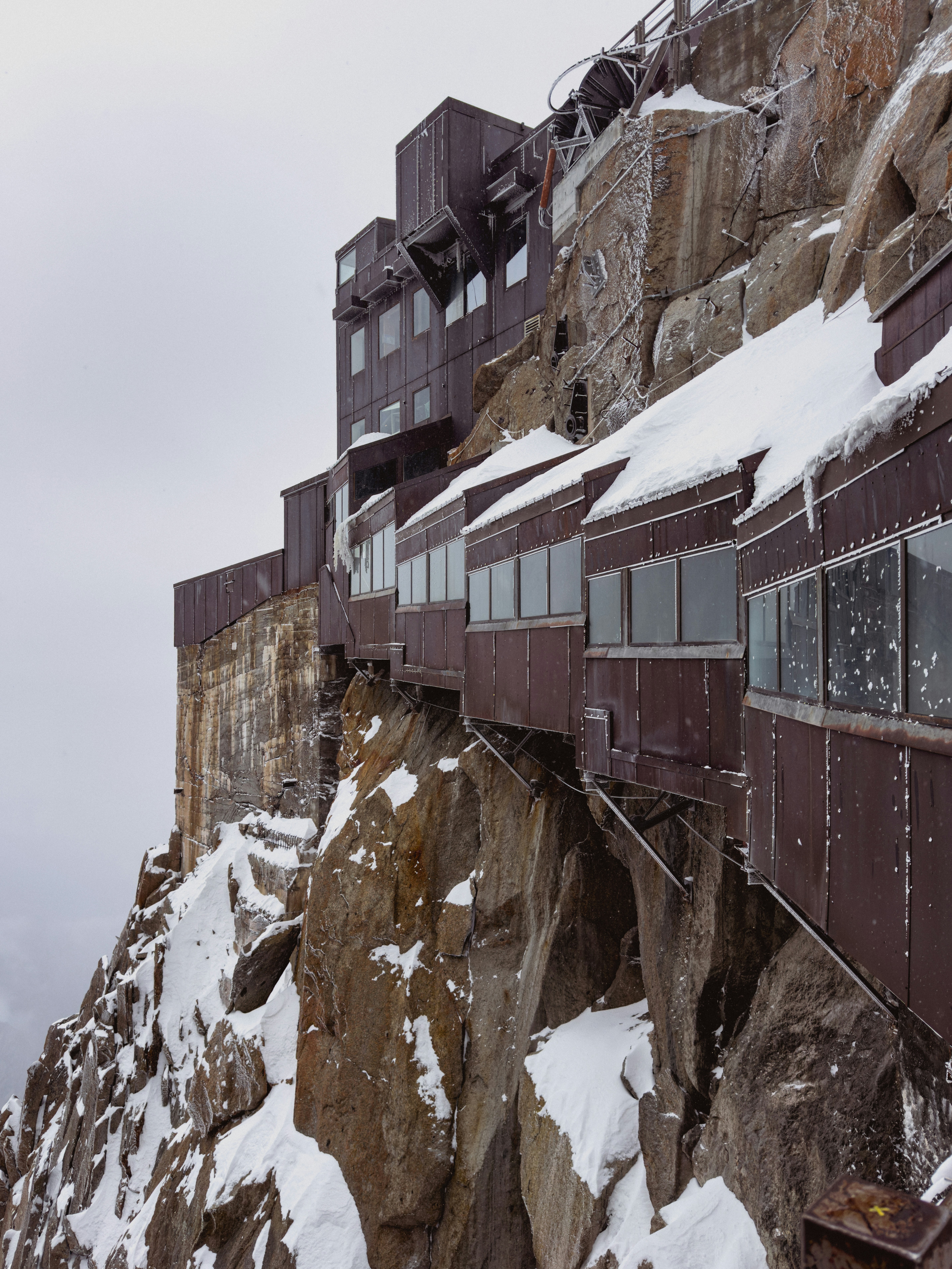 Cliffside Observatory: Weathered Facade Clinging to Rock
