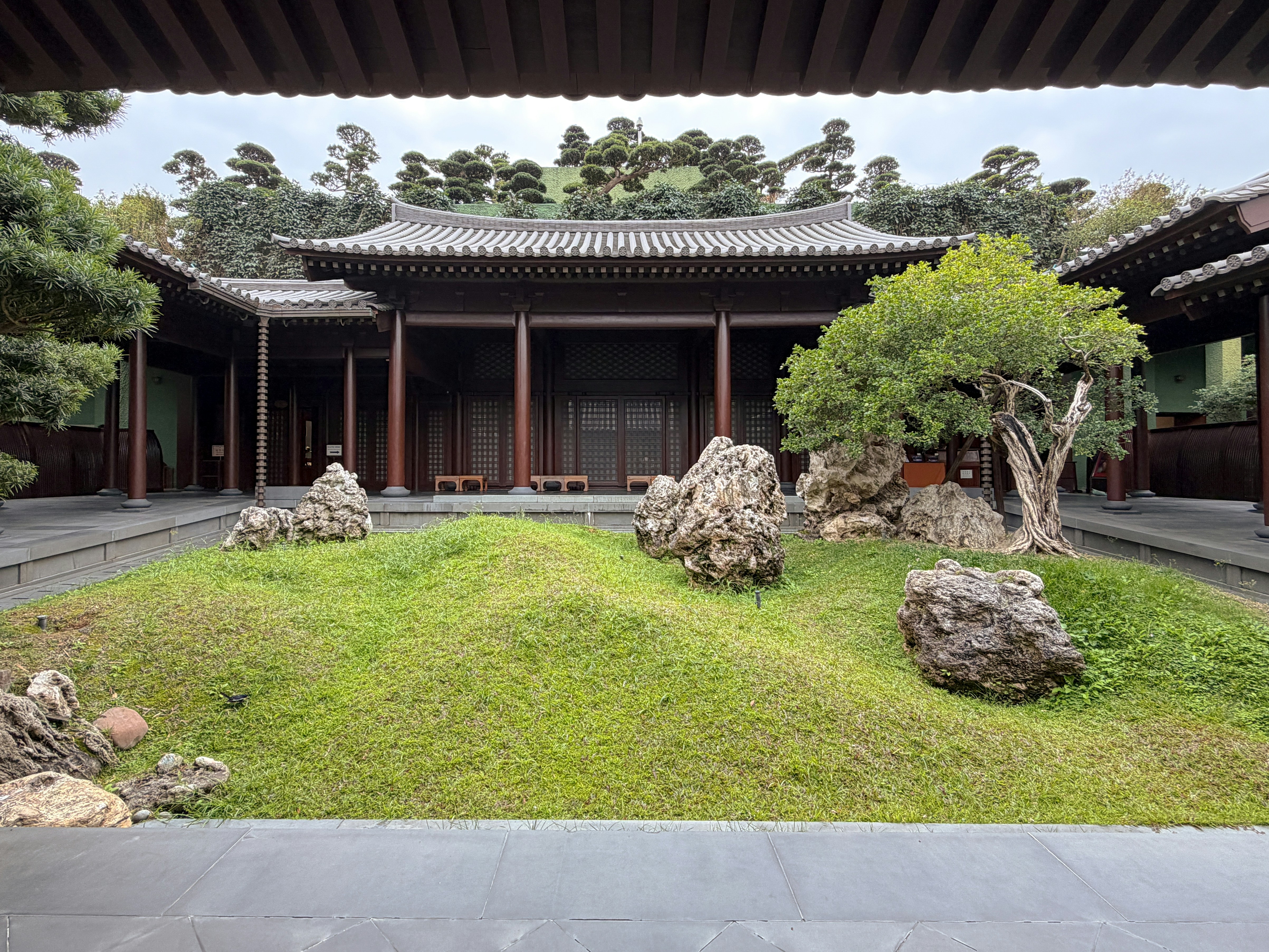 Zen Courtyard: Tranquil Garden Framing the Traditional Hall