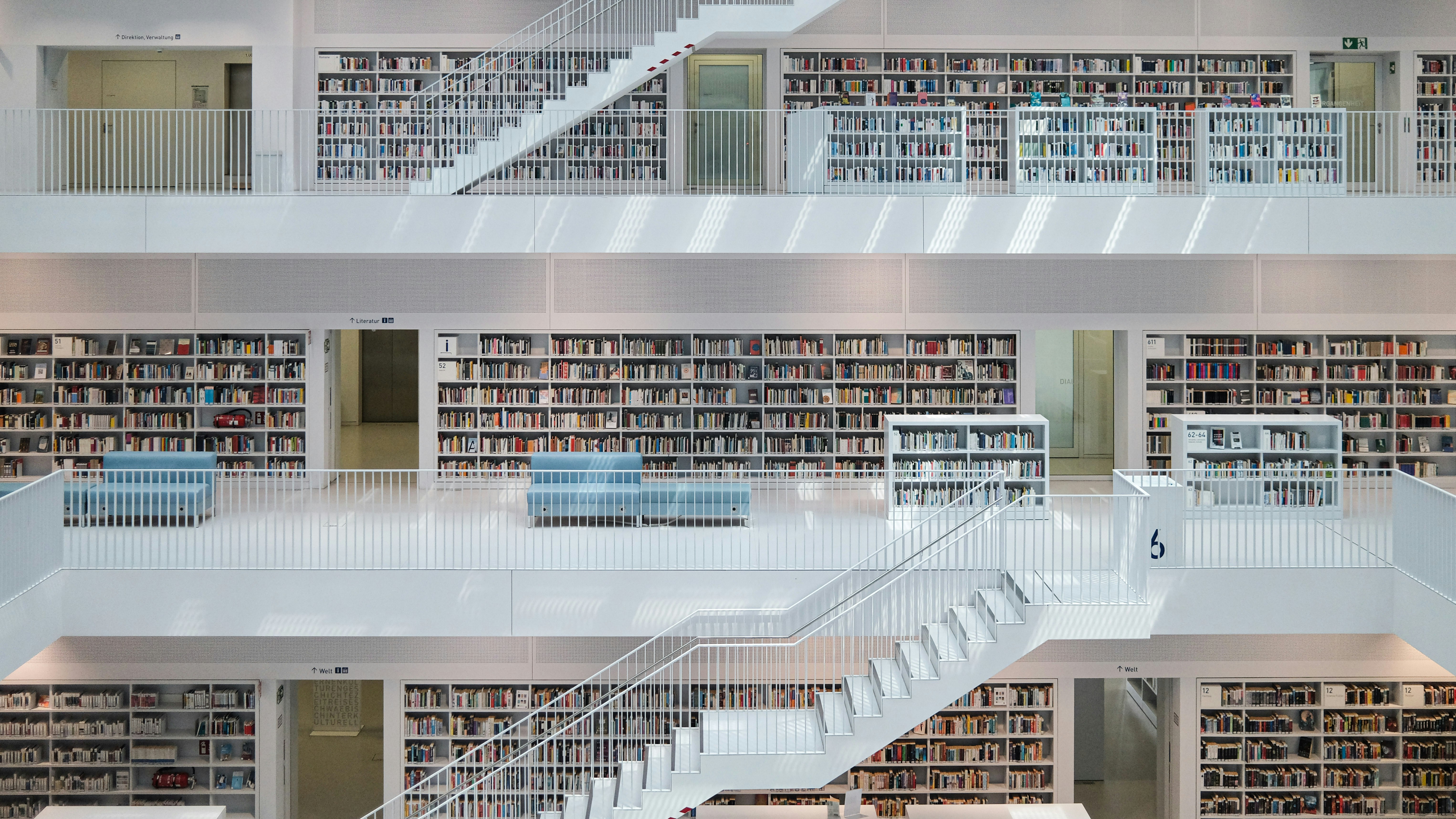 Sunlit Atrium: A Multilevel Library Quietly Stacked with Light