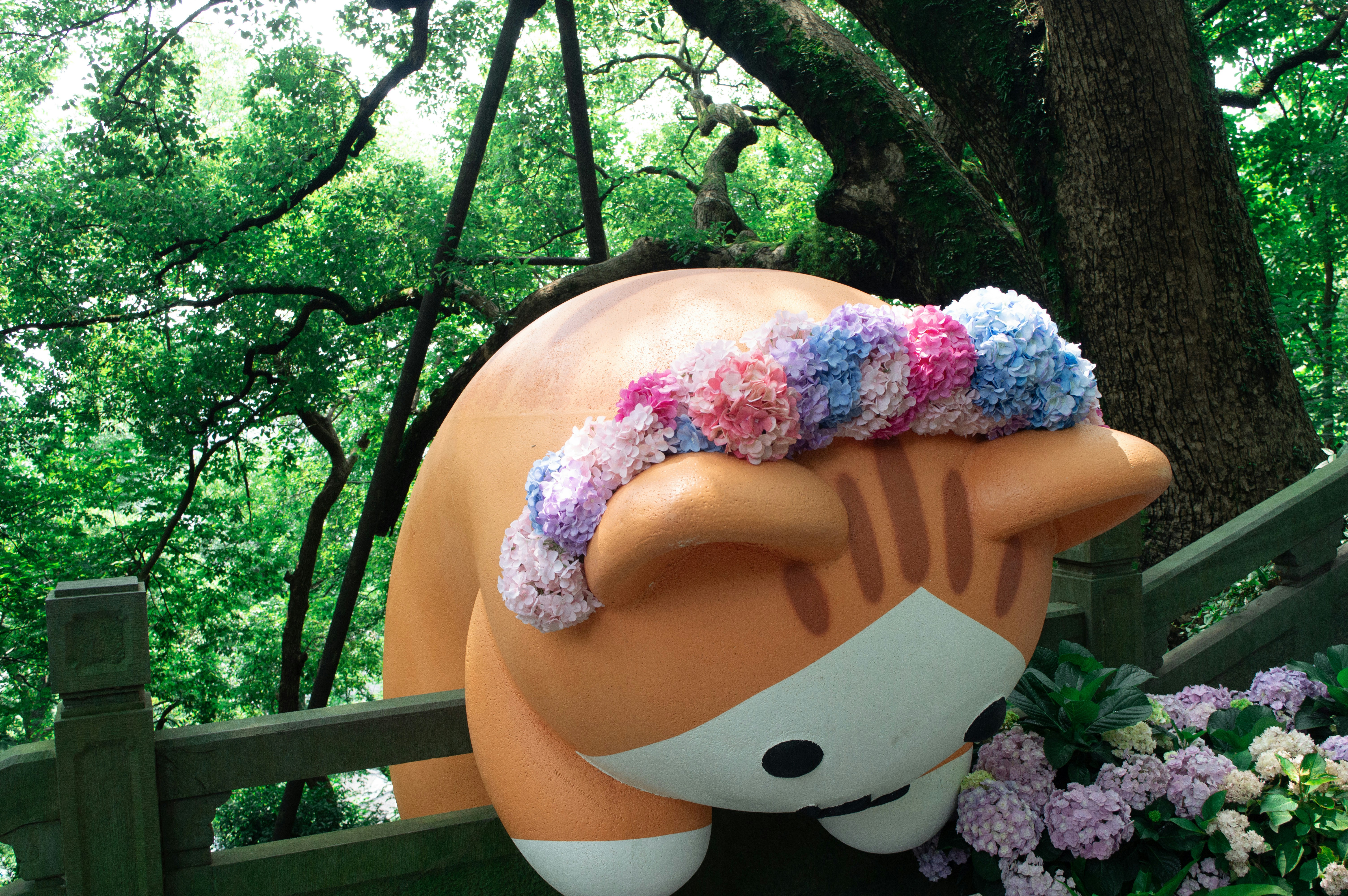 Sleepy Moon-Pie Bloom: A Floral Crownతో Slumbering Mascot