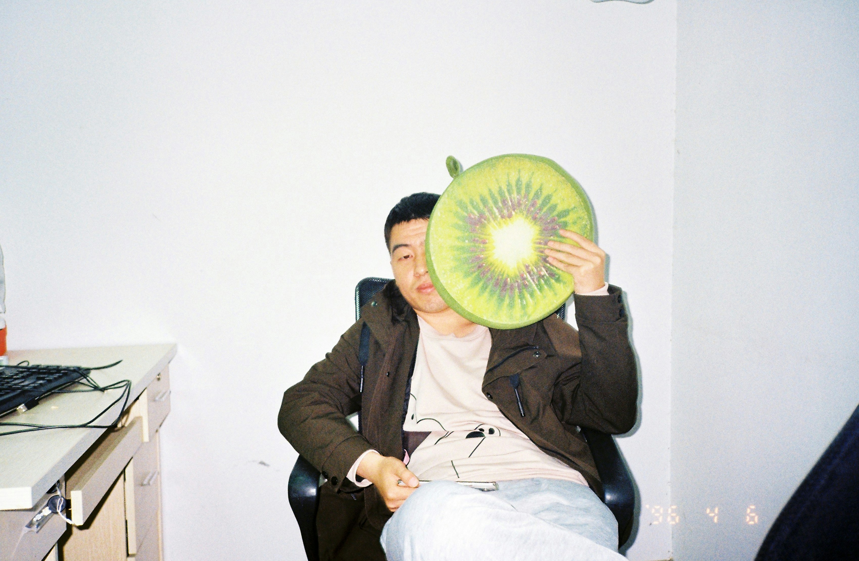 Kiwi Moment: A casual portrait with a playful reveal