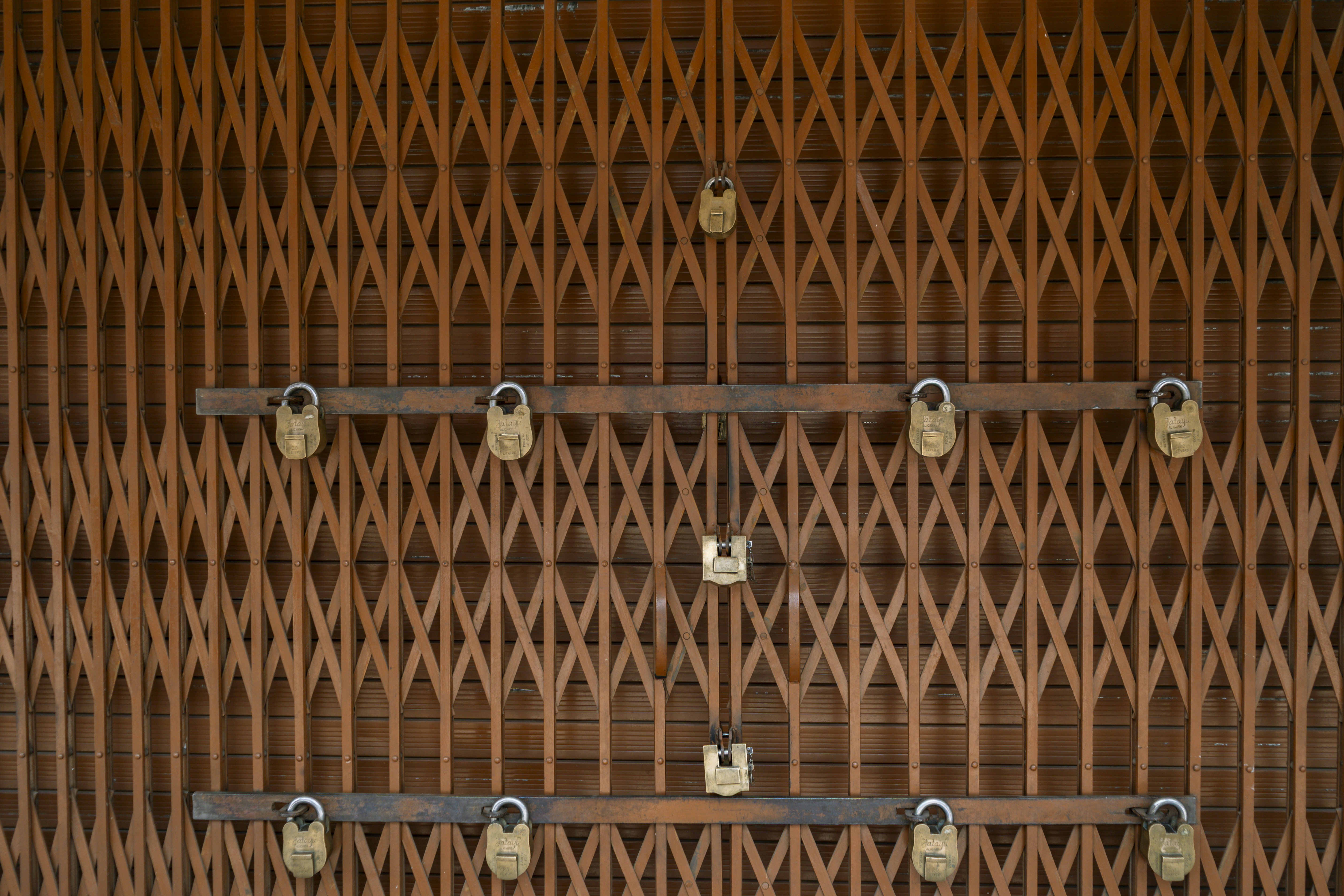 Lock and Lattice: Repeating Circles on a Wooden Gate