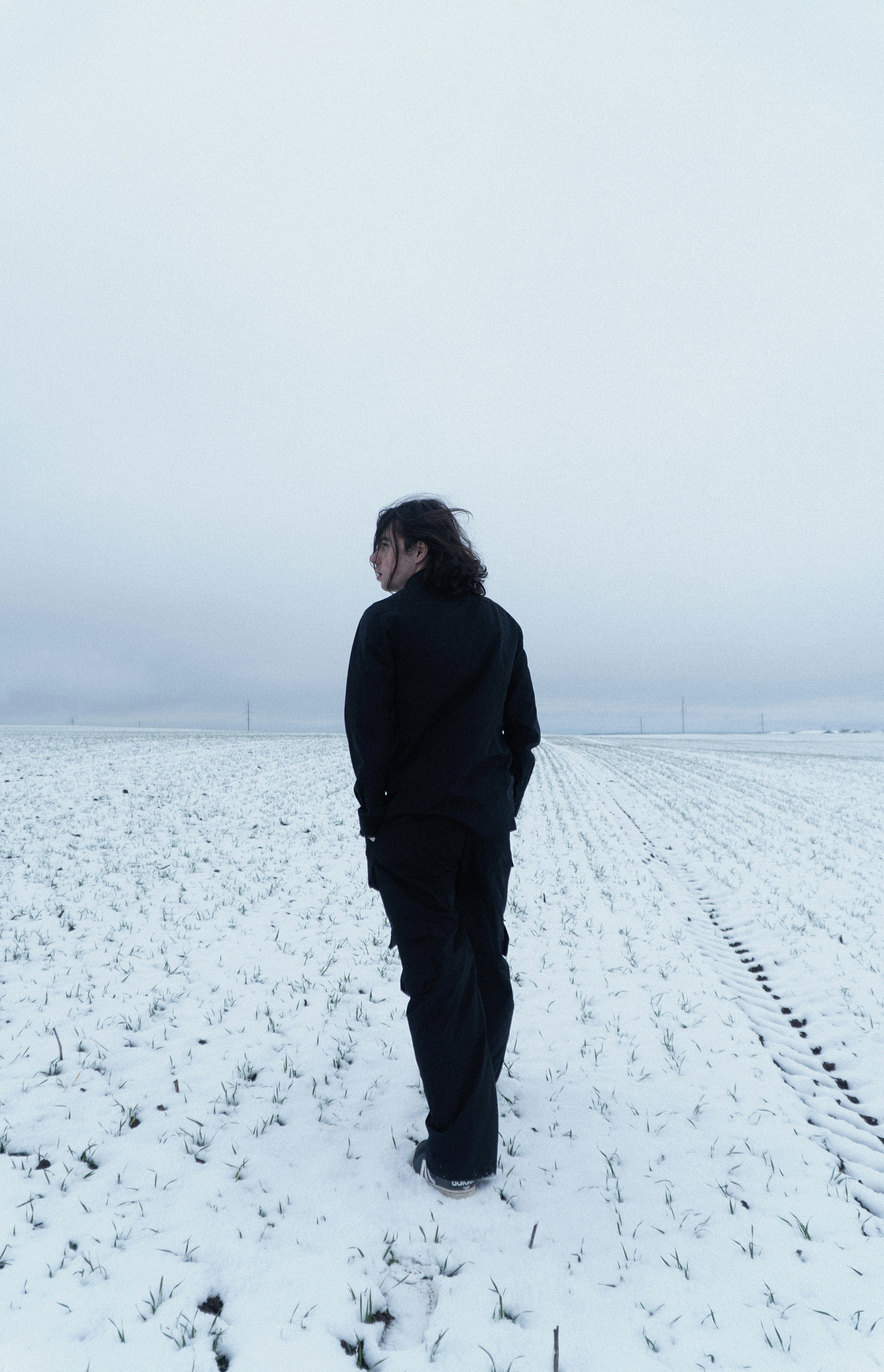 Snowfield Wanderer: A Silent Turn Toward the Horizon