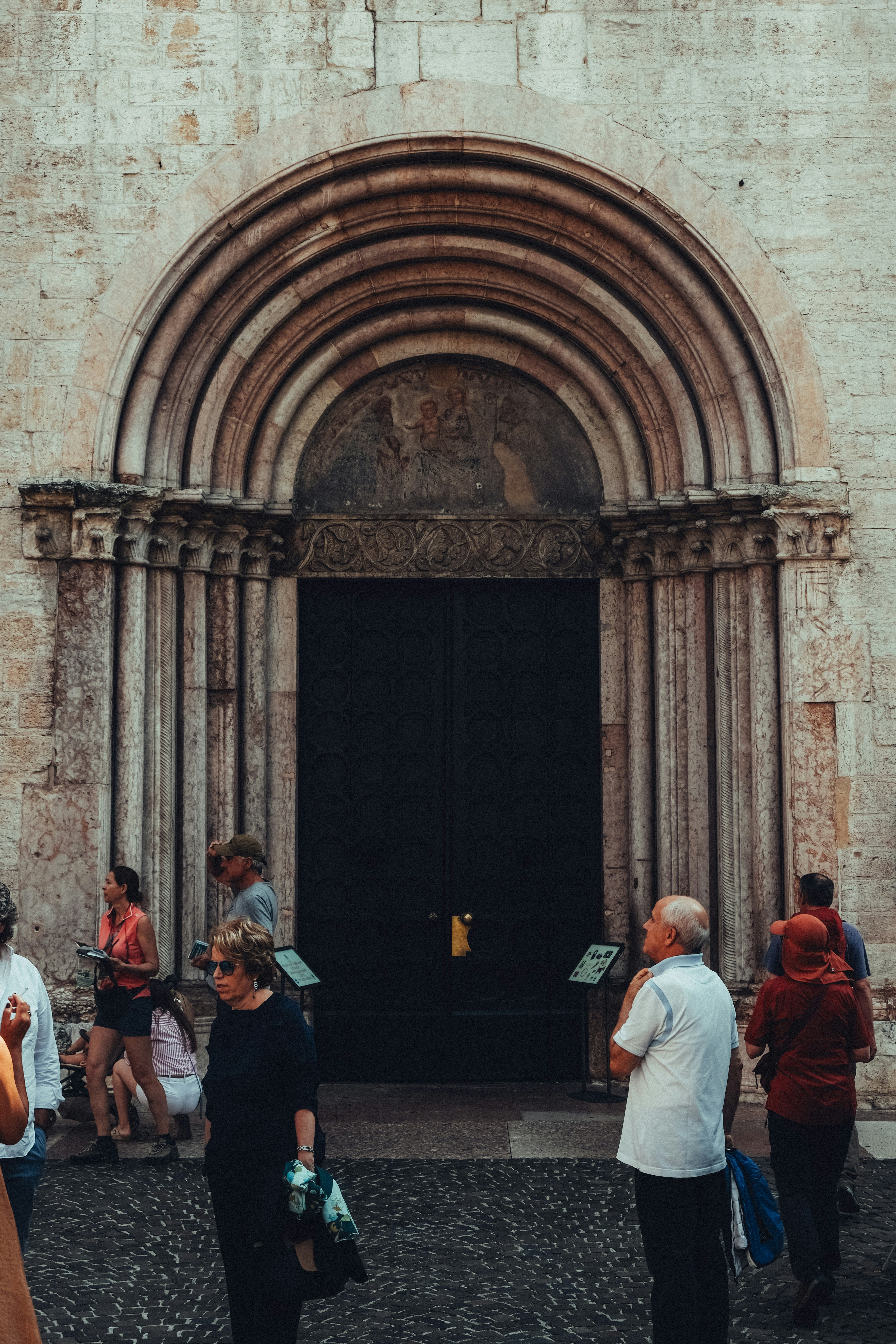 Archway by the Crowd: A Historic Portal Framed by Visitors