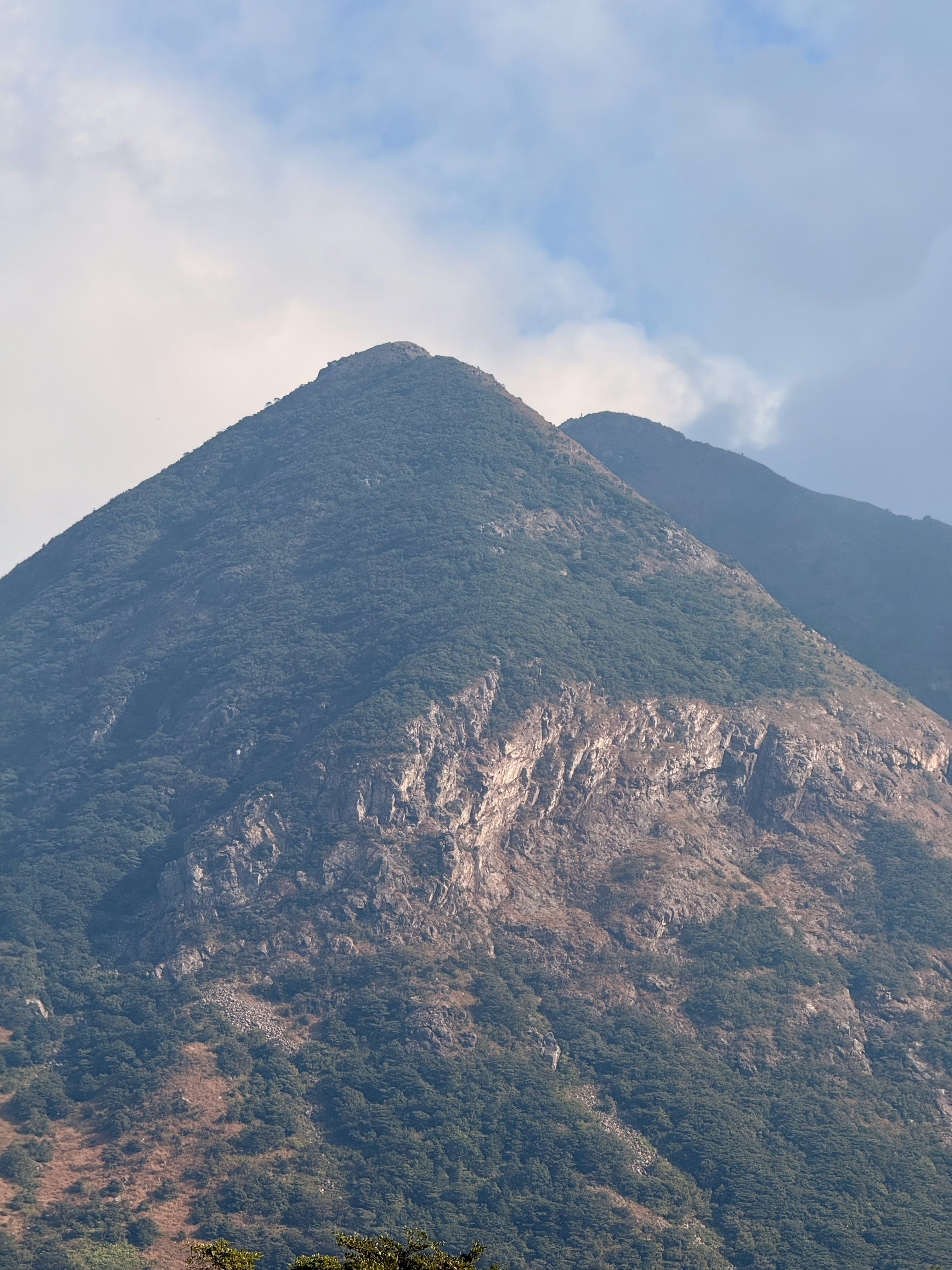 Sea of Peaks: A Quiet Mountain Rise Under Soft Sky
