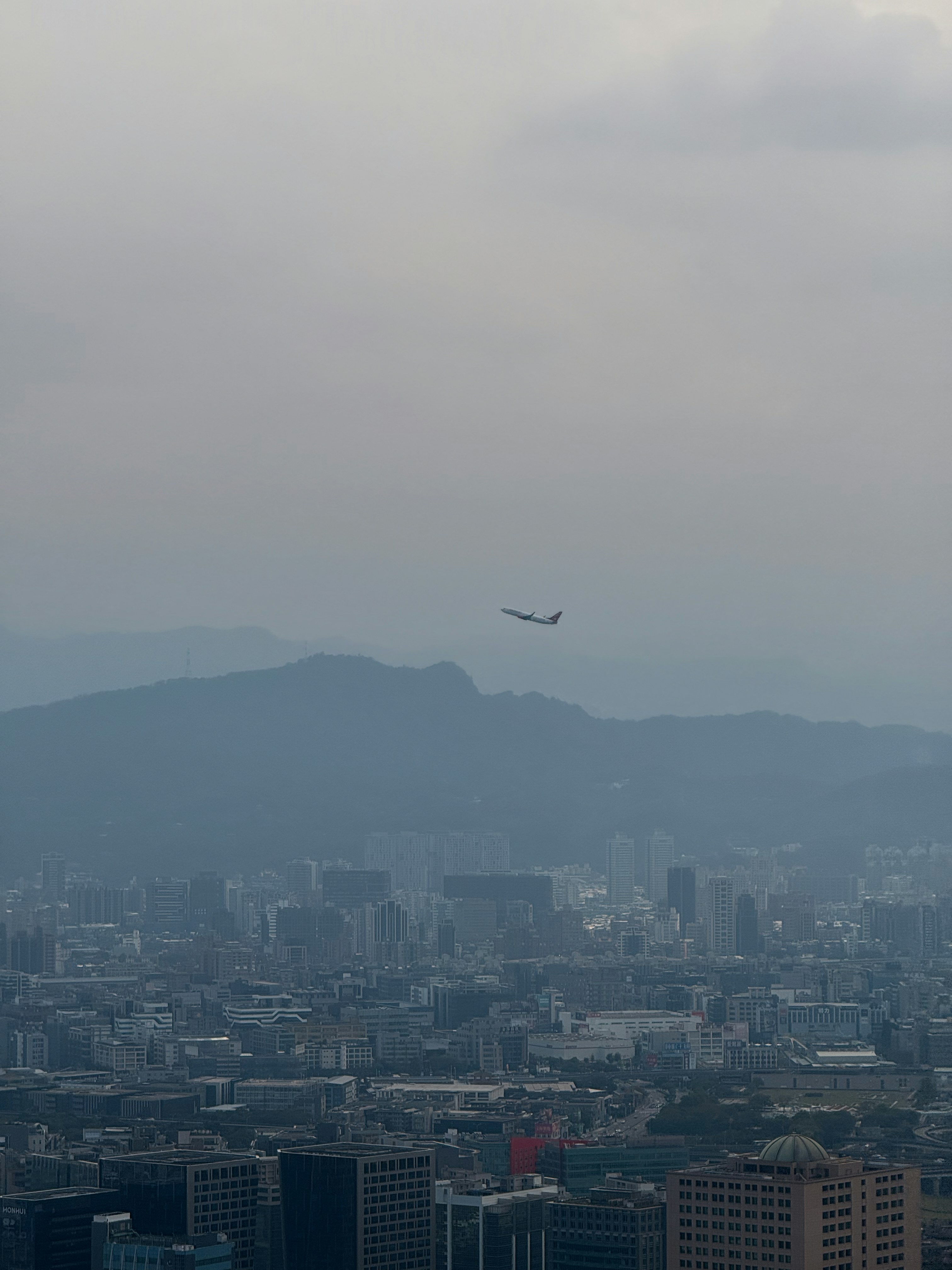 Jet Over the City: A Quiet Break in the Skyline