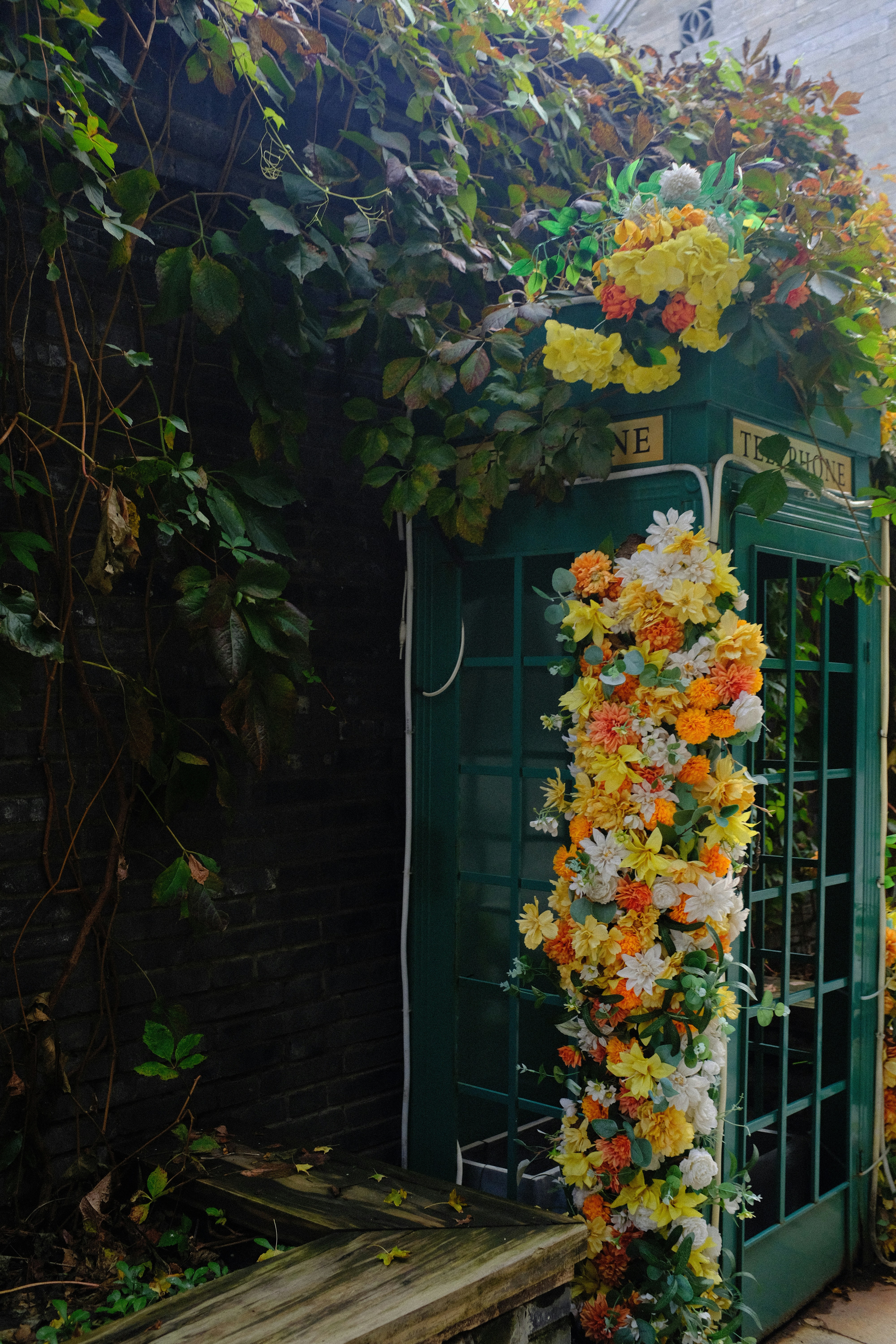 Floral Telephone Booth: A Burst of Color in Green門