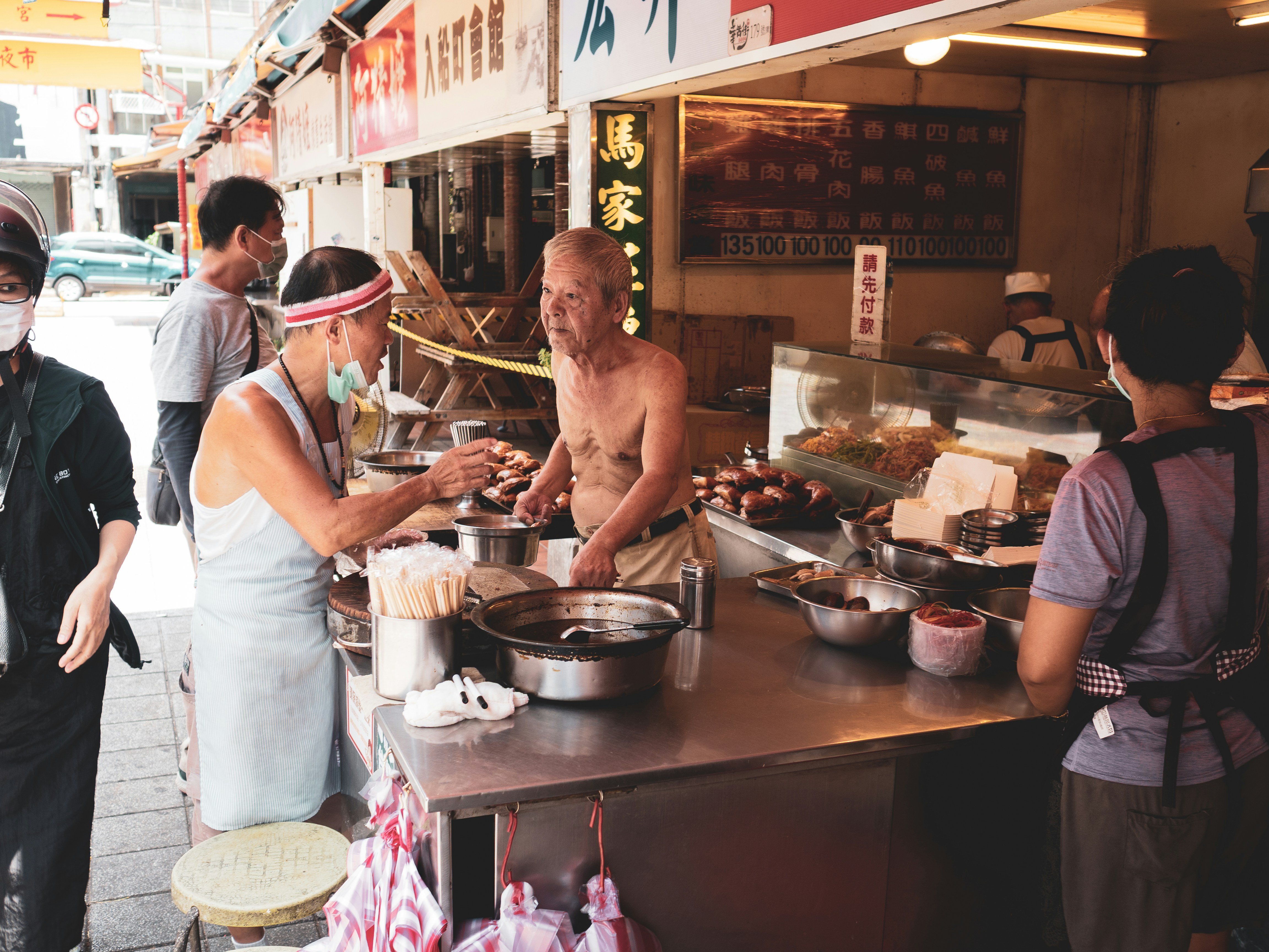 Street-side Dumpling Trade: A Casual Market Moment