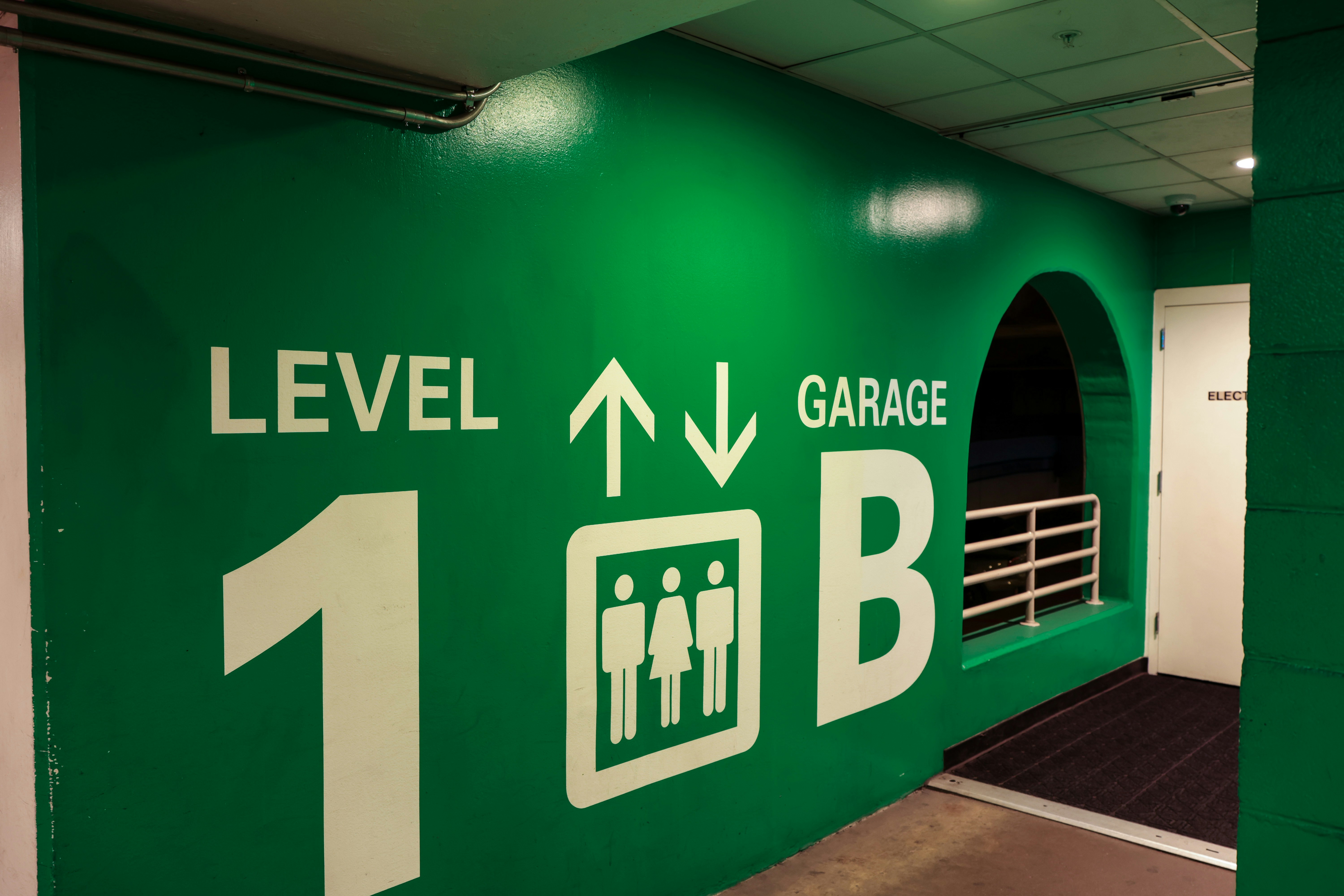 Green Level 1 Lobby: Elevator Icon and Arched Entrance