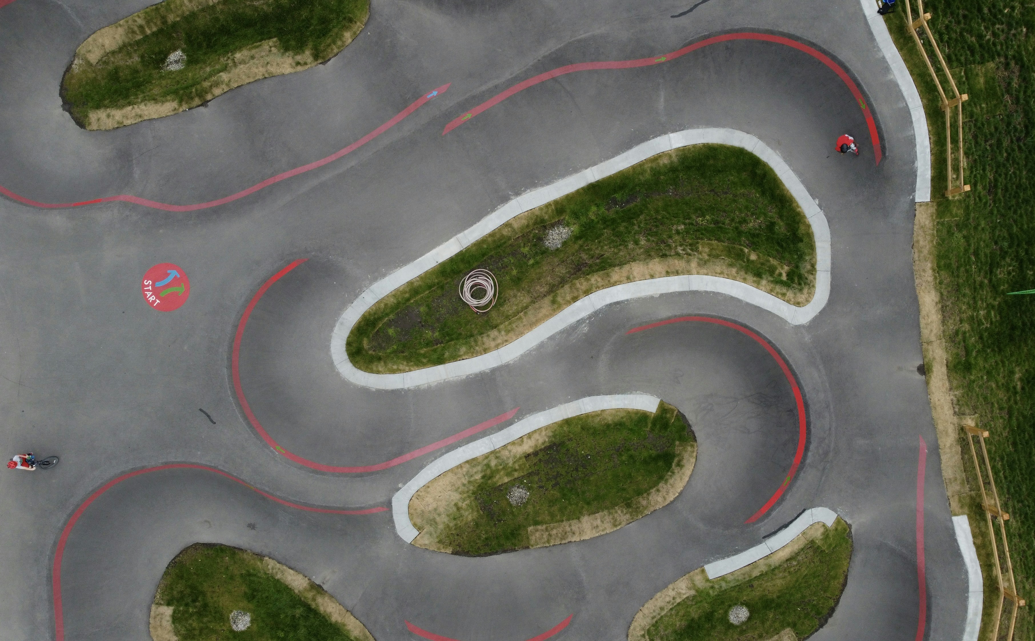Vista aérea de un skate park con líneas rojas. foto – Imagen de Aptitud ...