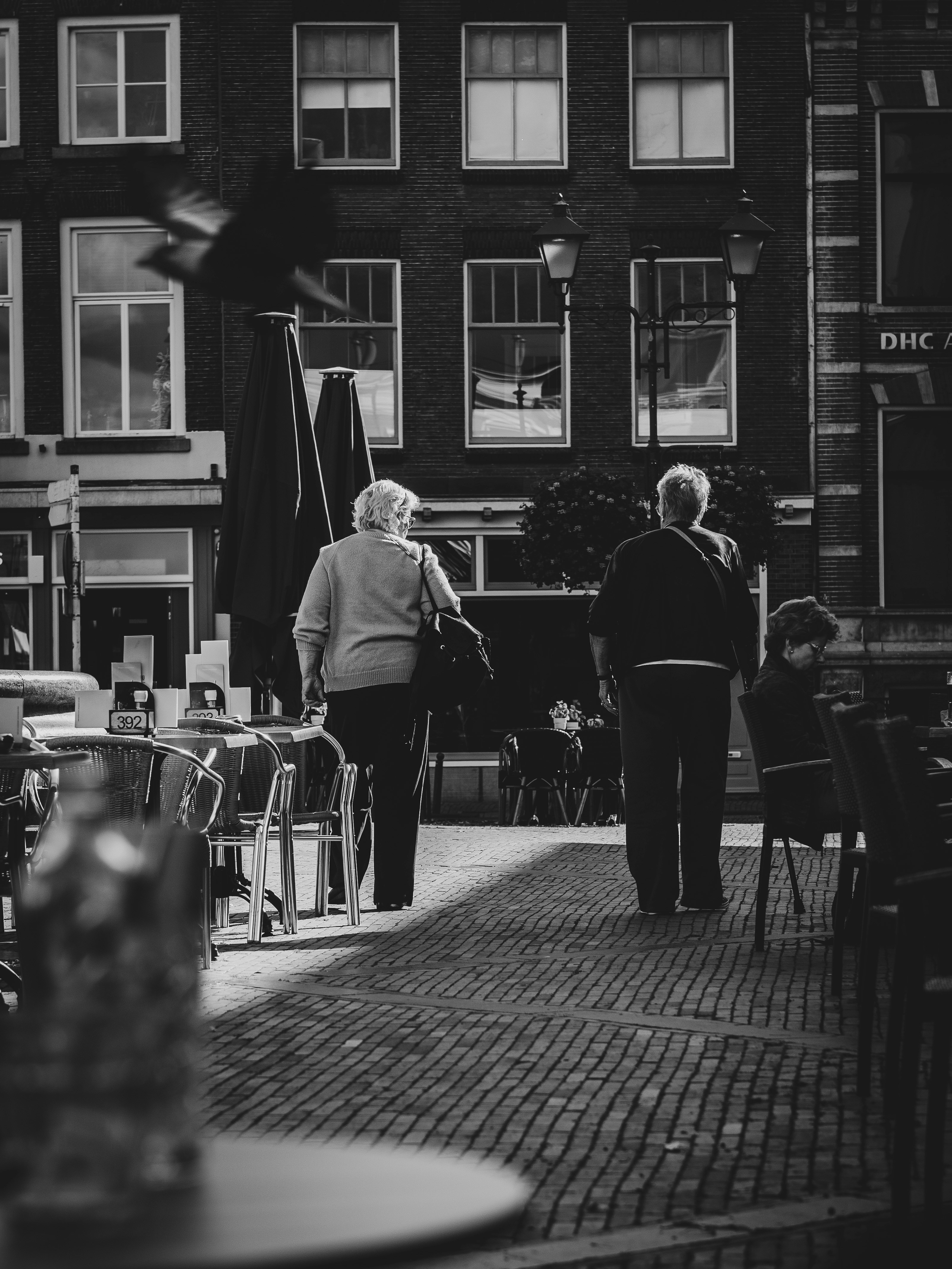 Evening by the Courtyard: Quiet Conversation Under Streetlamps