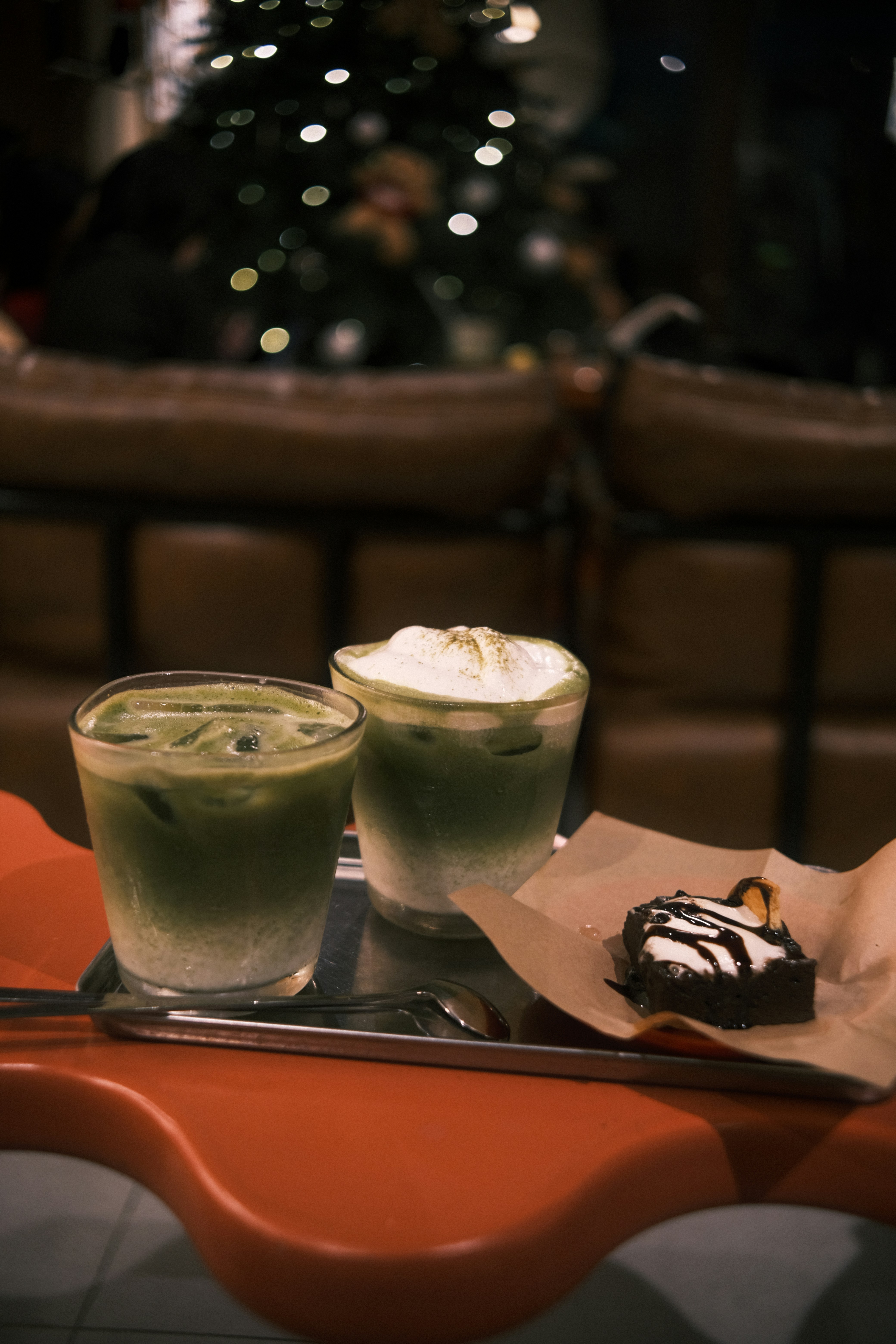 Green‑tea Calm: Two Drinks and a Dark Chocolate Slice