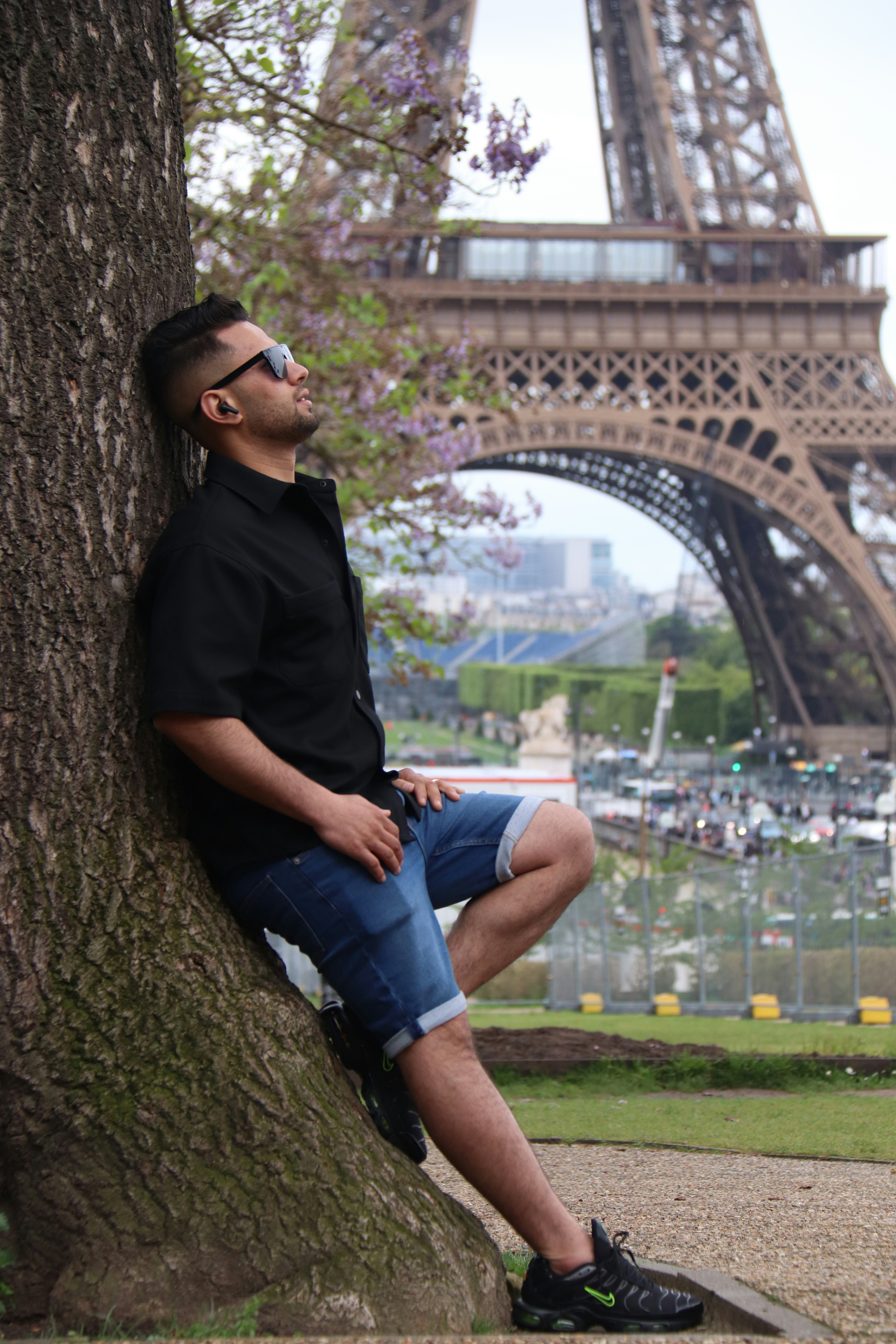 Leaning into the Parisian breeze: a silhouette by the Seine