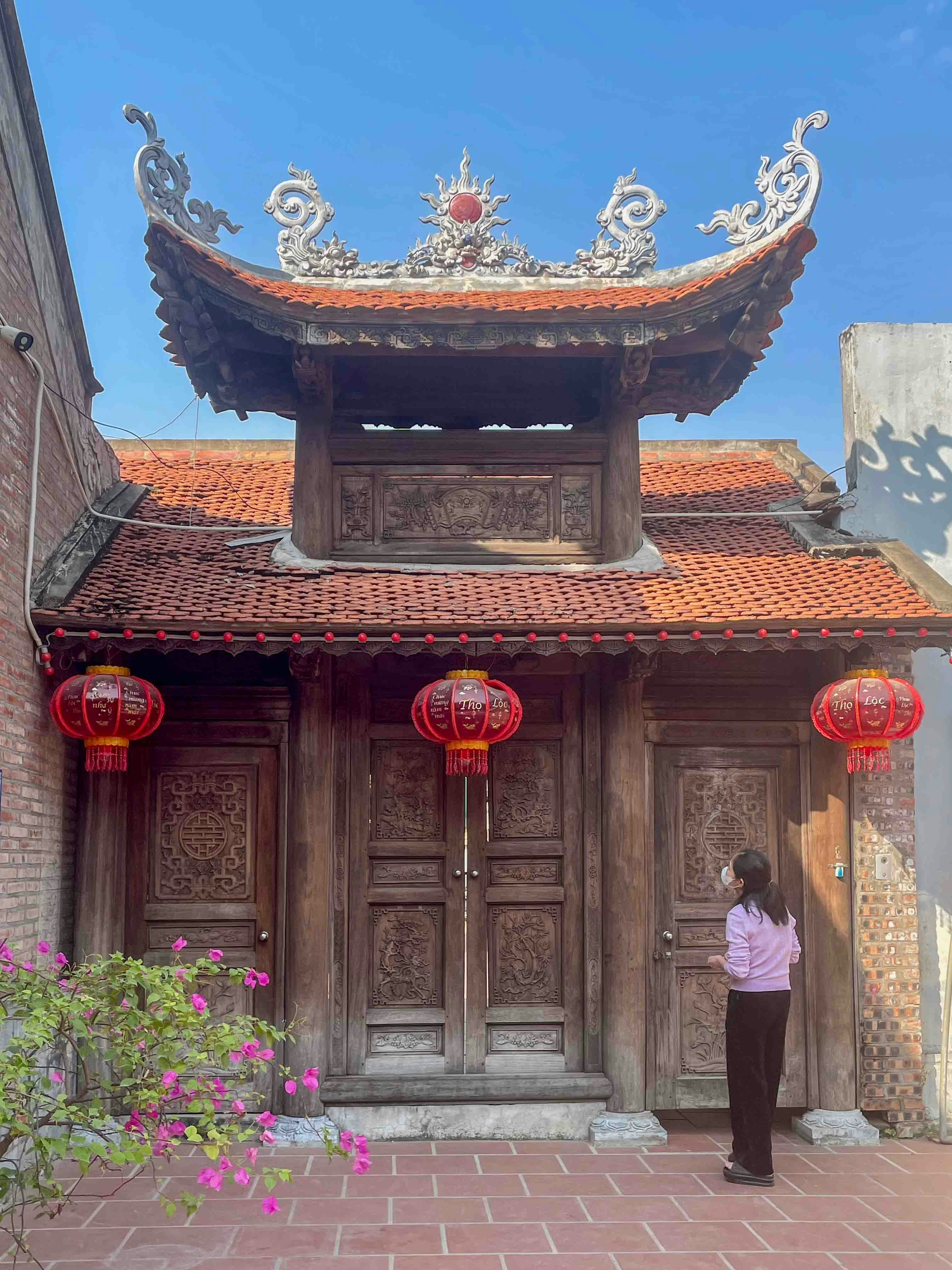 Gatehouse Lanterns: A Woman at the Wooden Shrine