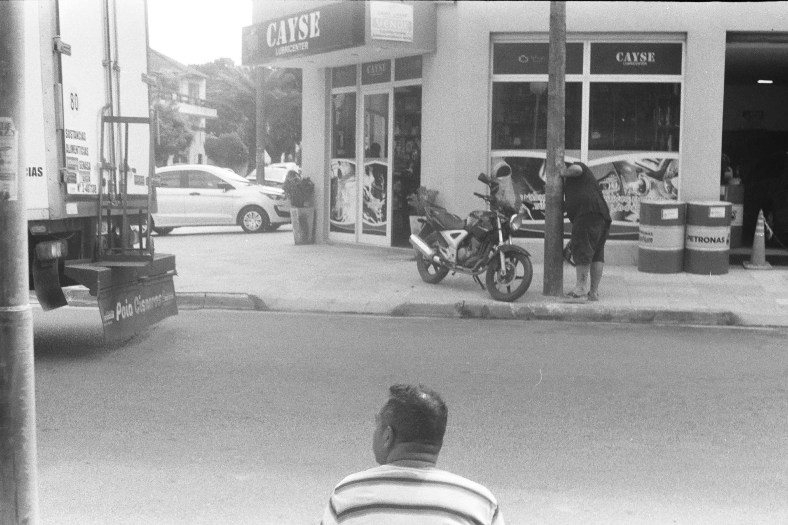 La gente de San bernardo es muy amable, luego de esta foto, el señor, dueño de una panaderia. Me hizo pasar para probar sus medialunas. Desde ese momento... No encontre una medialuna igual. 📷 Yashica Lynx 14e 🎞️ Kentmere Pan 400