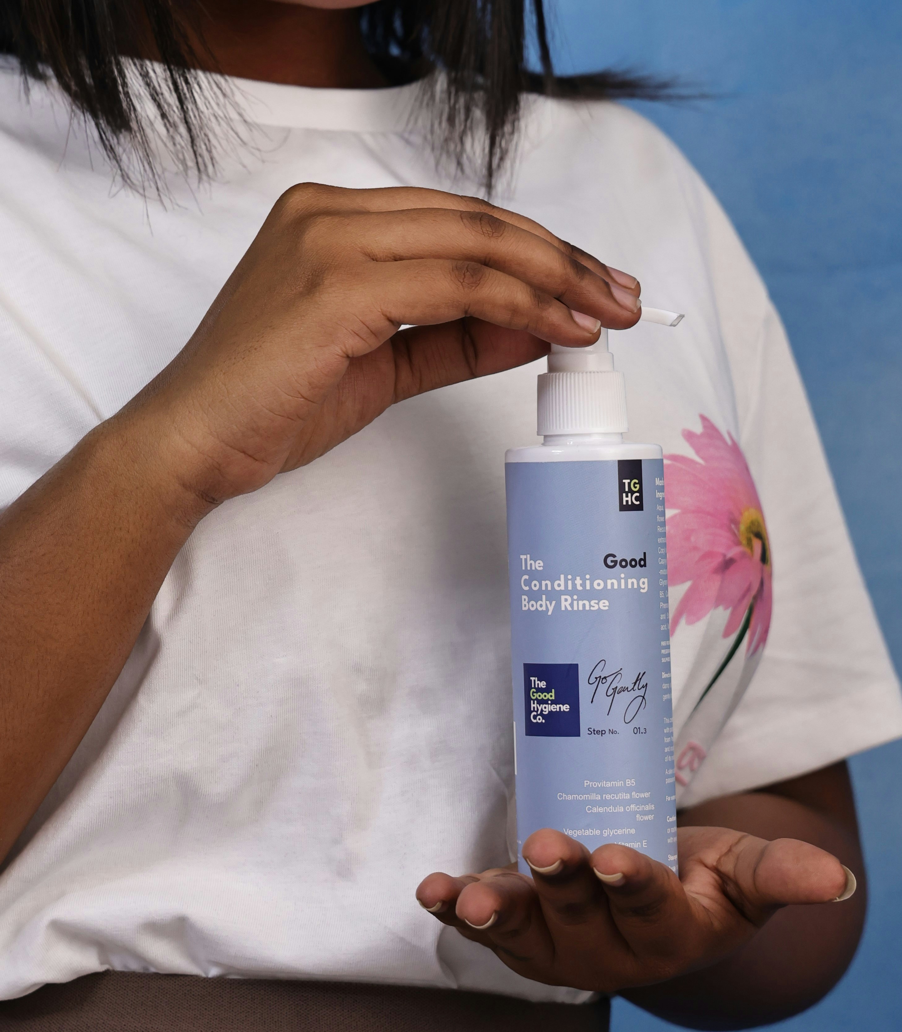 Gentle Focus: Handheld Serum Demonstration in Soft Studio Light