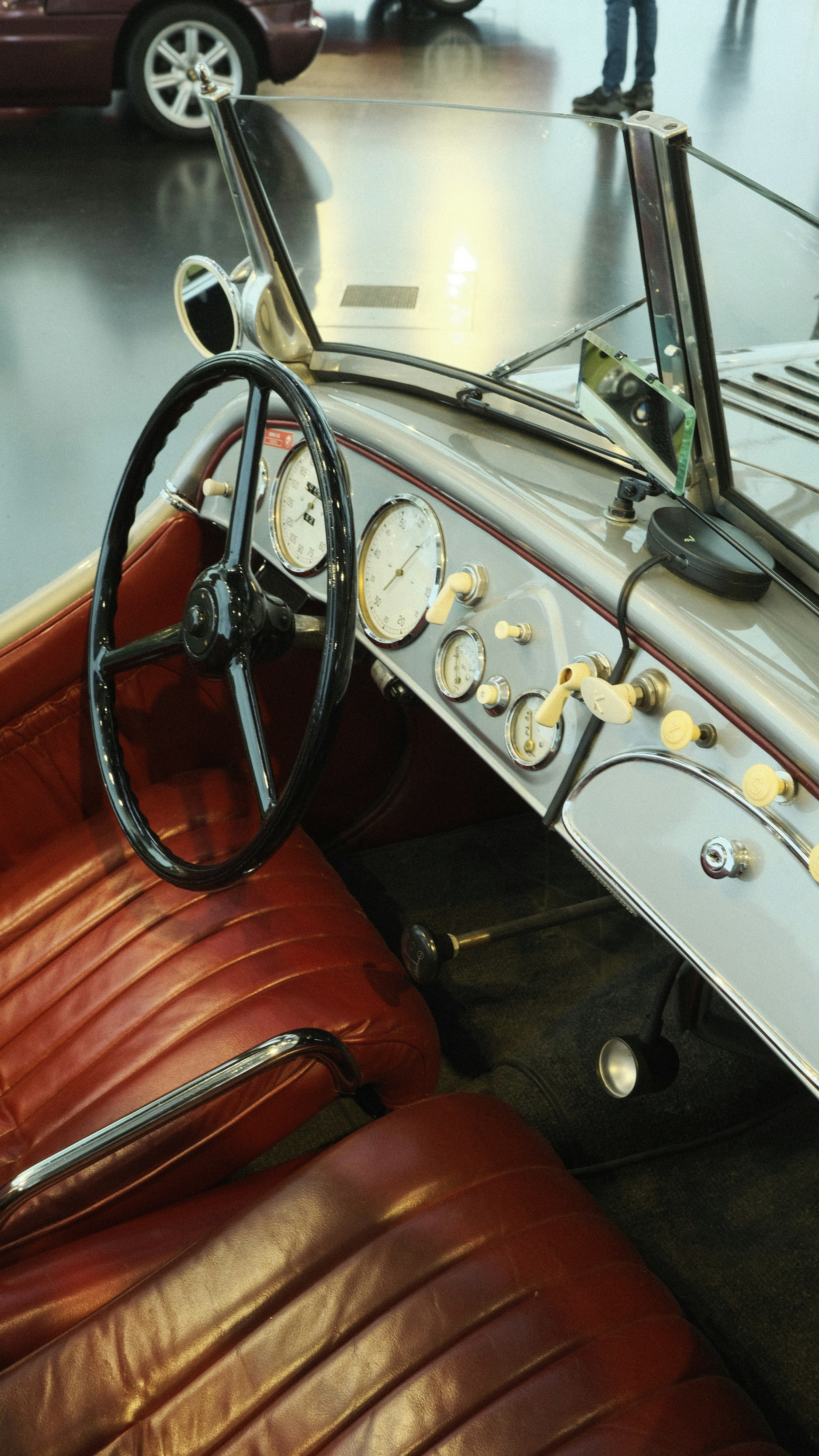 Vintage Car Cockpit: Leather Seats and Dials in Chrome and Cream