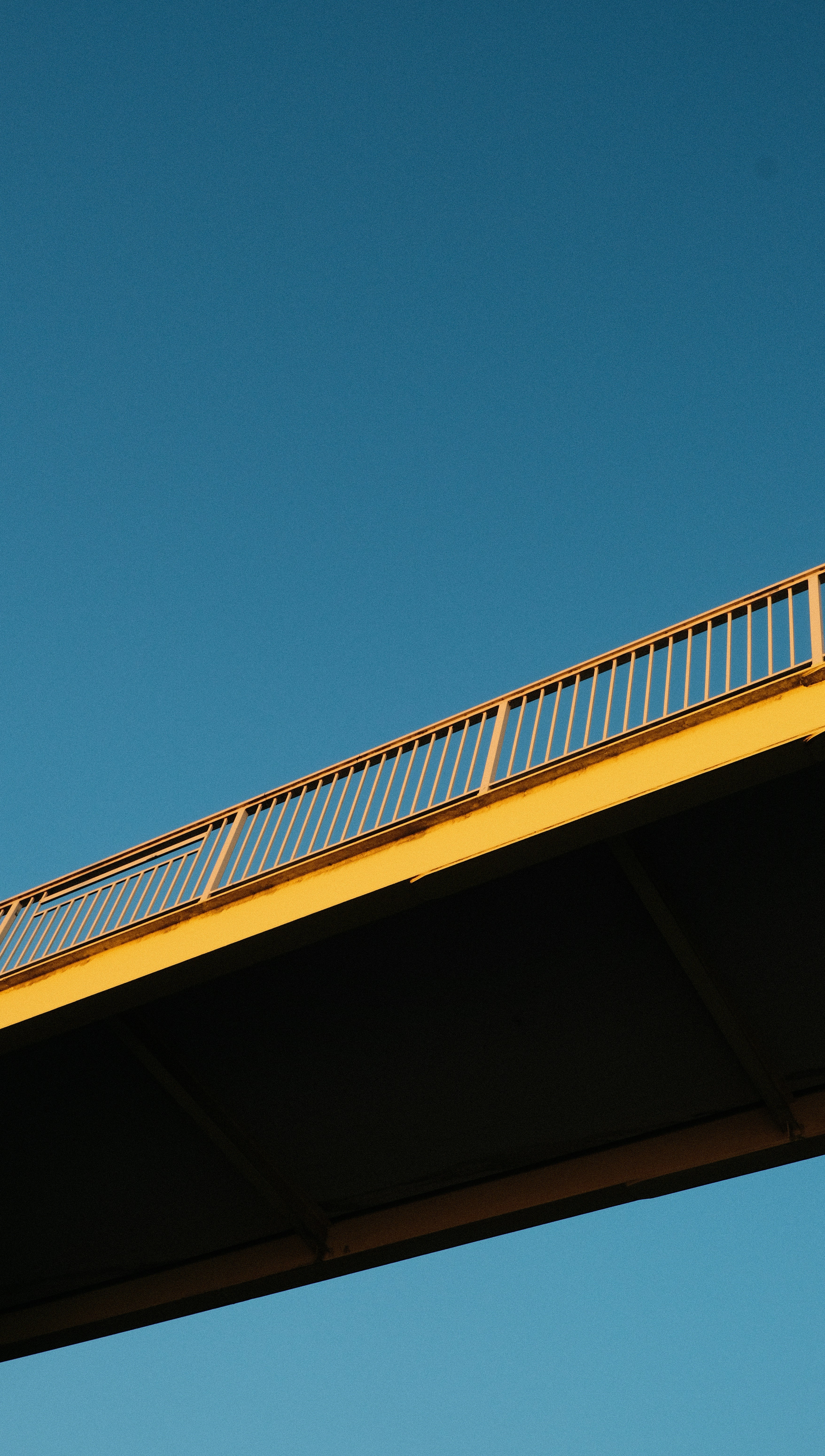 Diagonal Span: The Golden Rail of a Quiet Sky