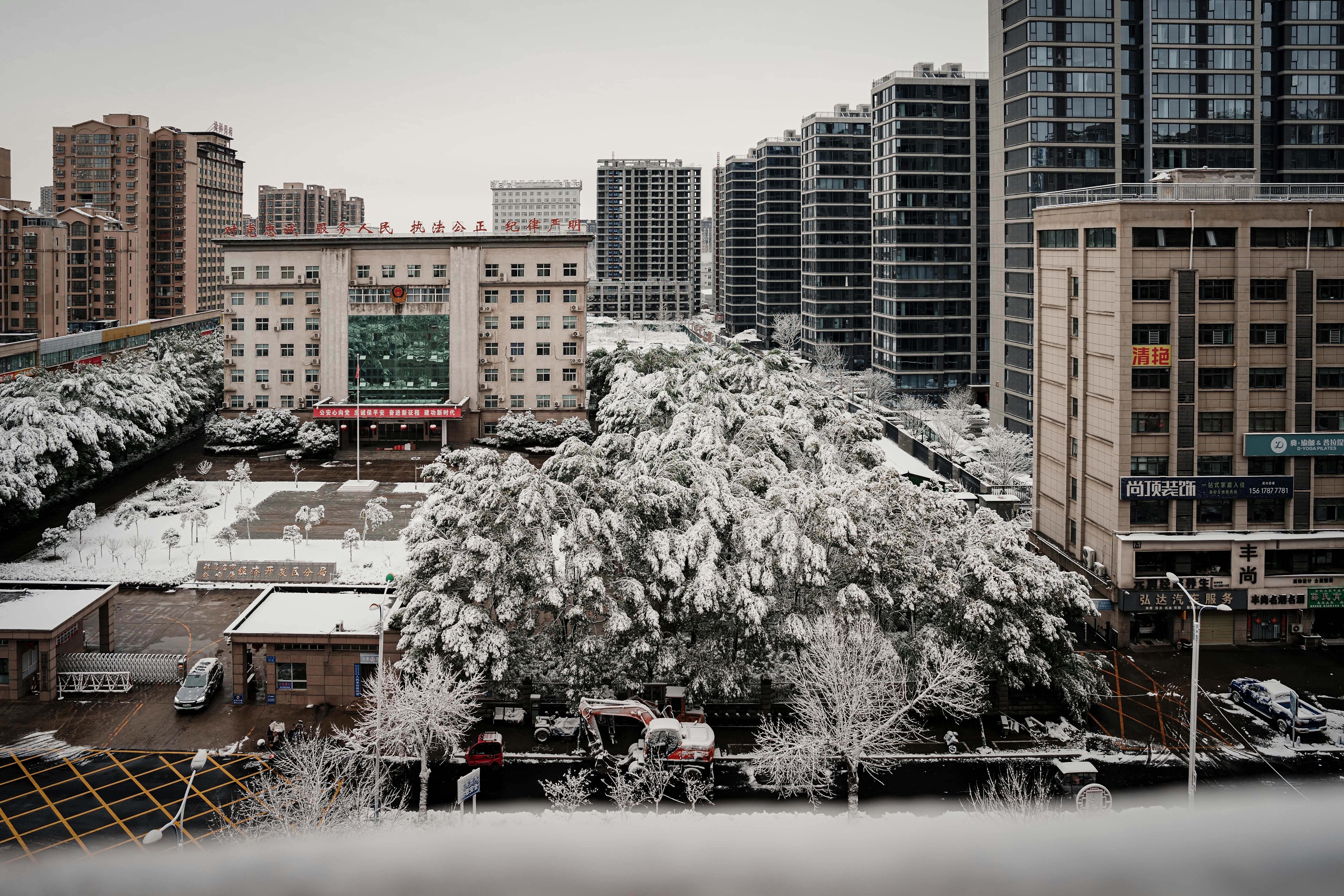Snowfall Over the Urban Canyon