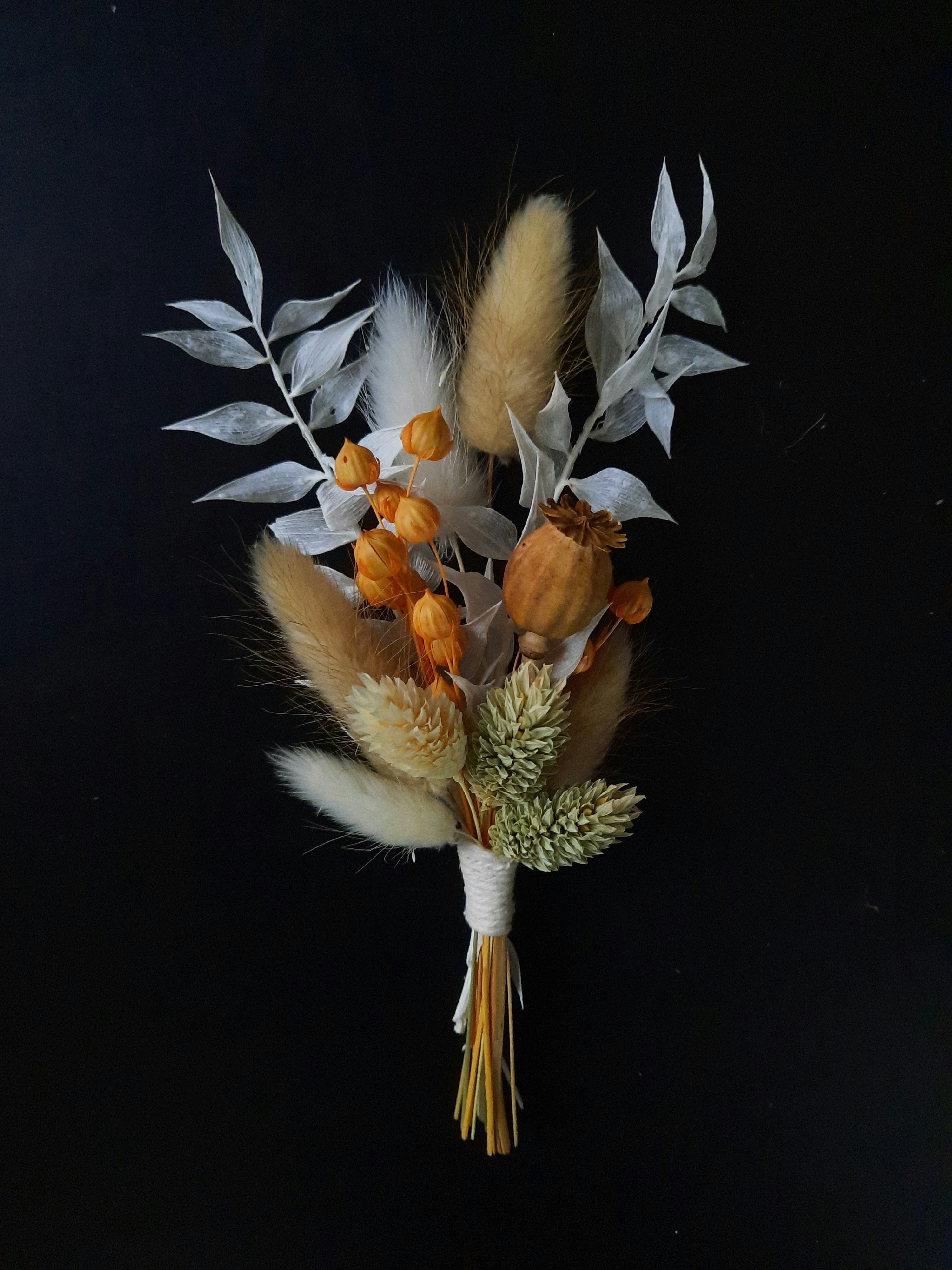 Stark Bouquet: dried accents against a velvet midnight