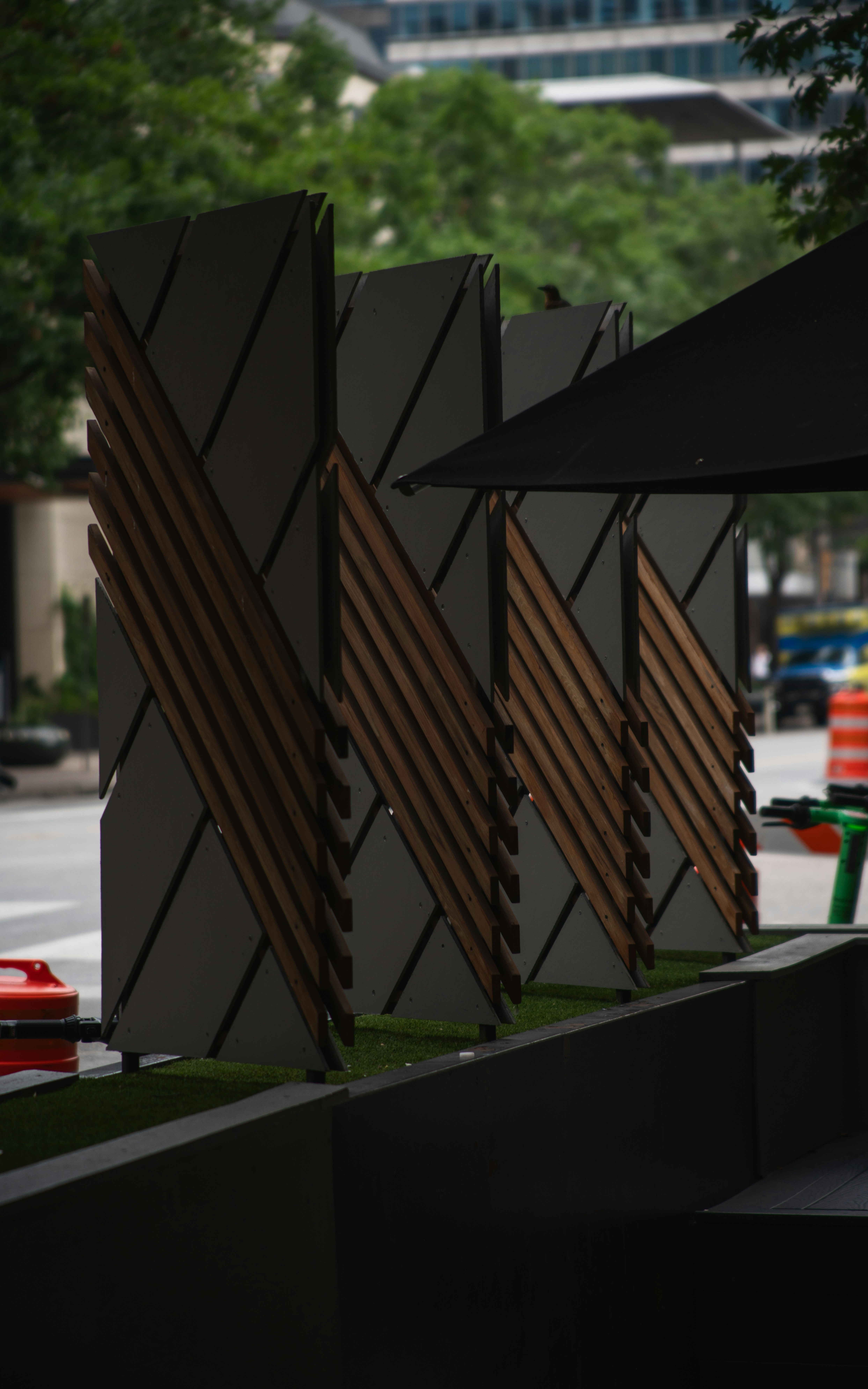 Diagonal Panels in the City: A Quiet Steel Forest