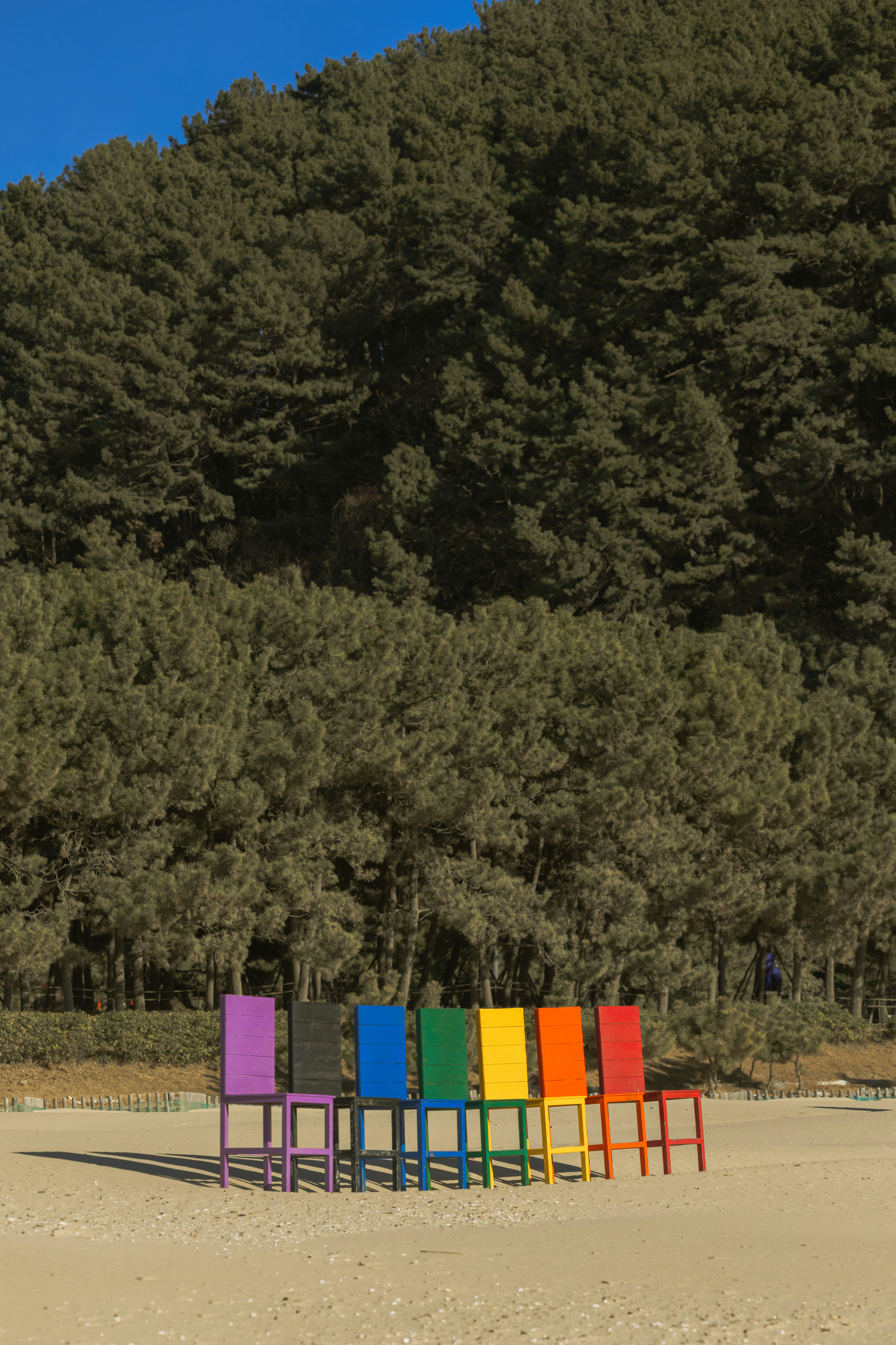 Chromatic Chairs on Quiet Sands