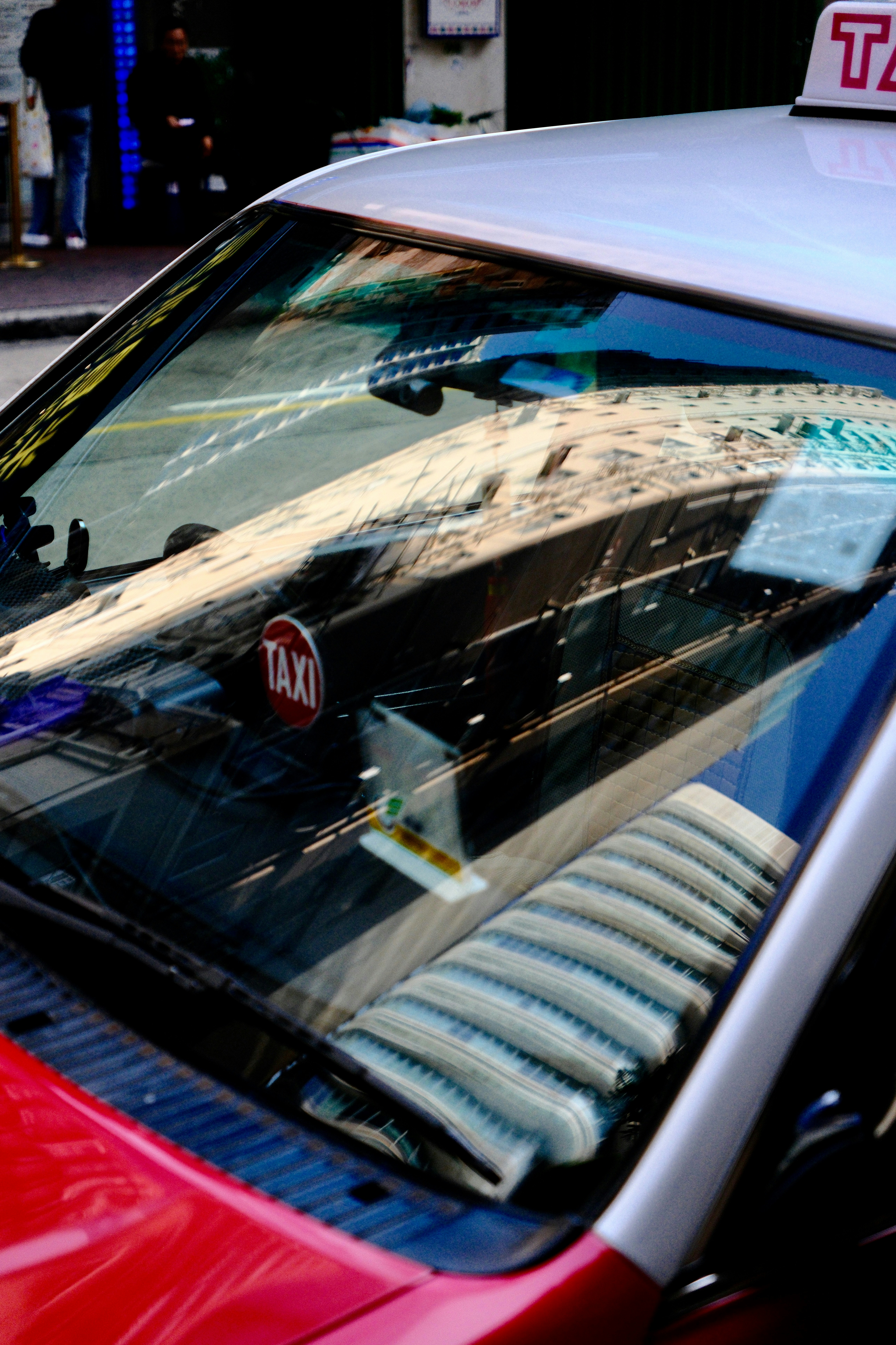 Reflections on a taxi windshield: urban geometry and chrome contours