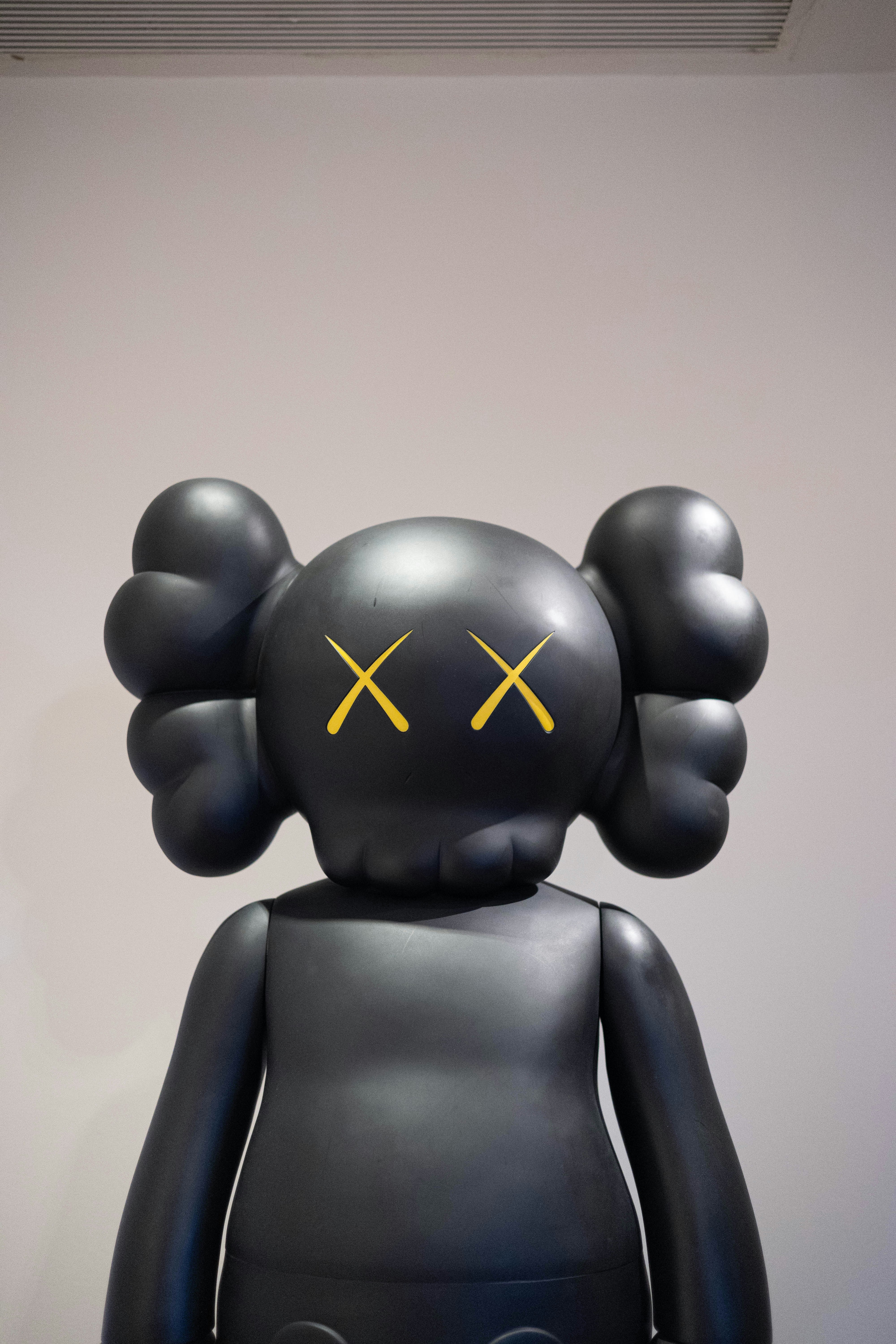 Kaws-Style Bear in Silence: The Giant Head with Yellow Crossed Eyes
