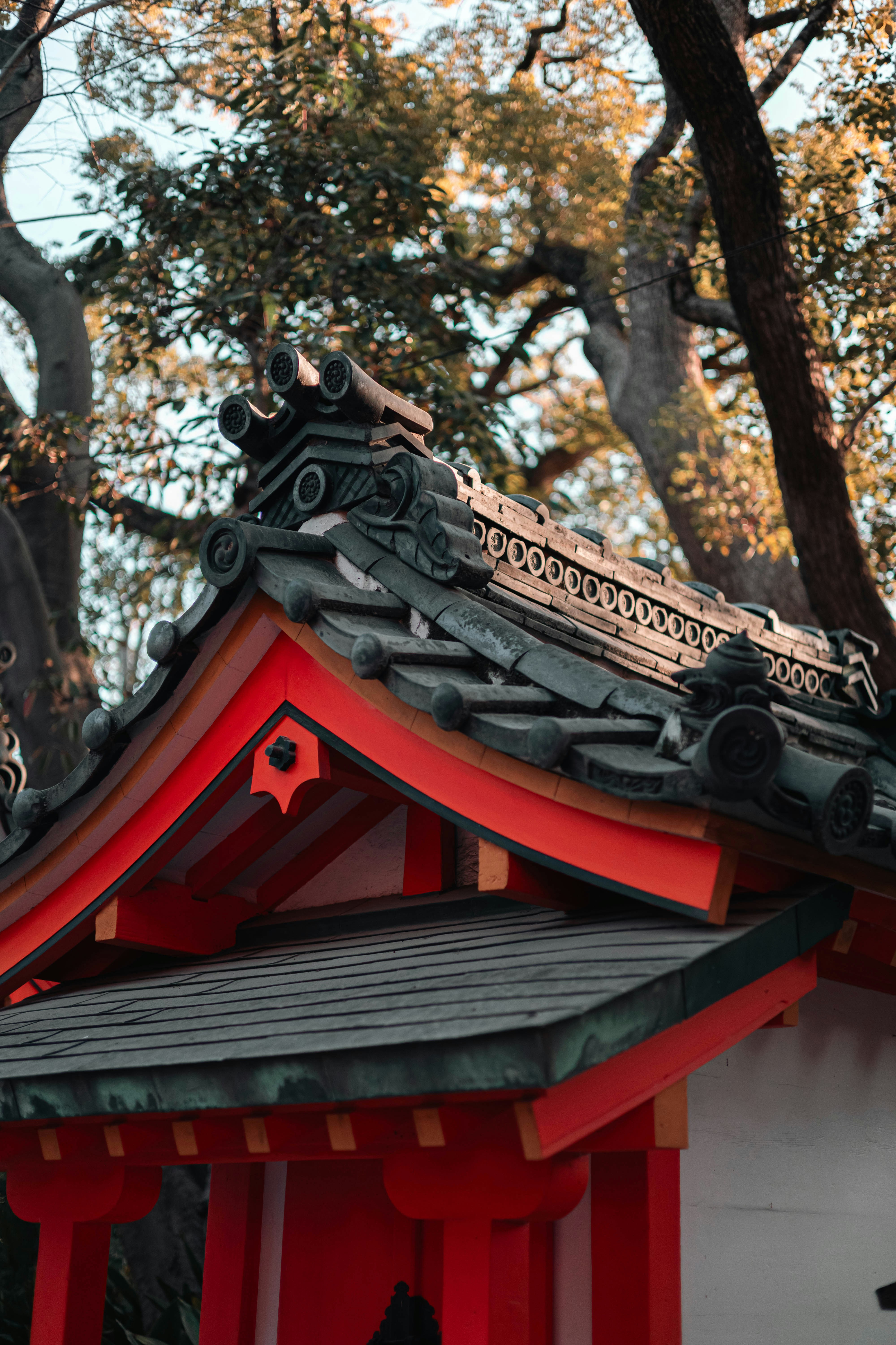 Traditional japanese temple roof with red accents