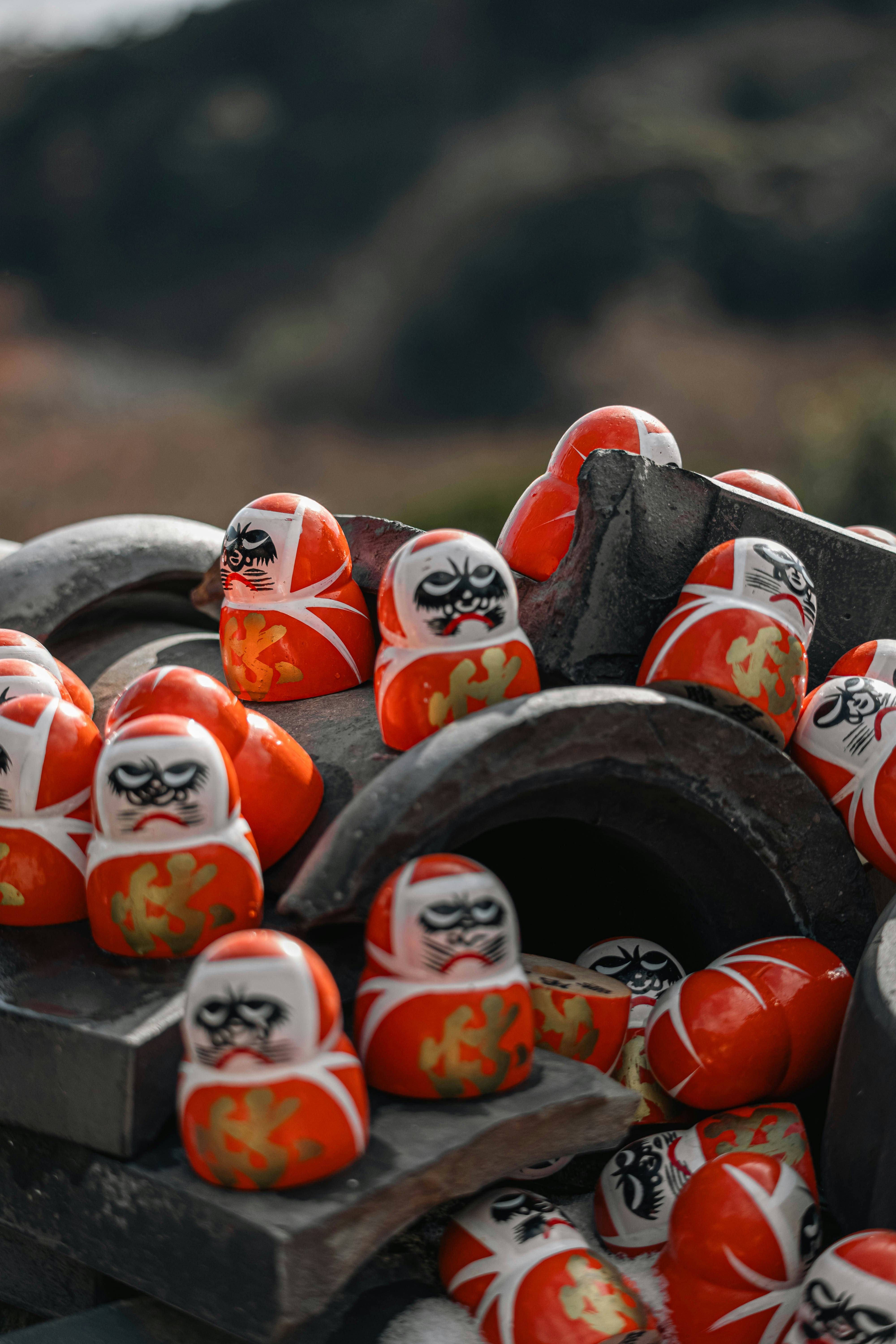 Many small daruma dolls arranged on dark tiles. photo – Free Travel ...